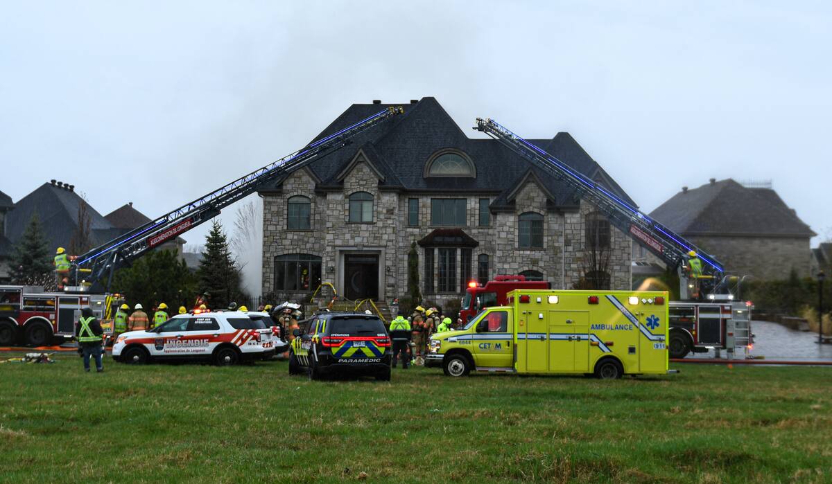 Une maison valant 1,5 million $ est la proie des flammes à Brossard ...