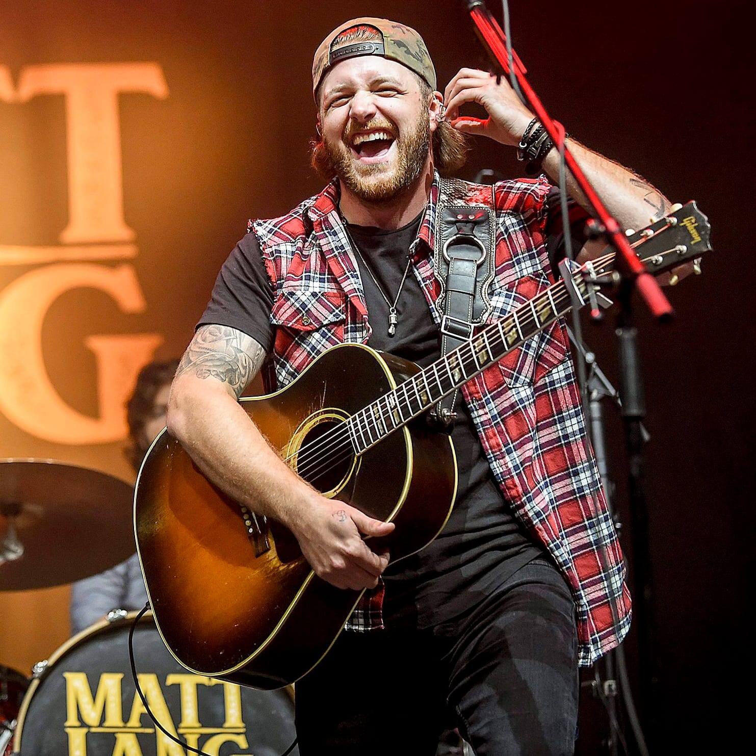 Matt Lang dans le hall d’entrée du Centre Vidéotron pour un match des ...