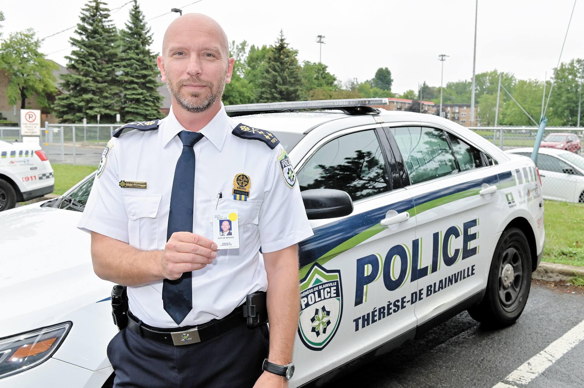 Un chef de police auprès de patients souffrant de la COVID | TVA Nouvelles