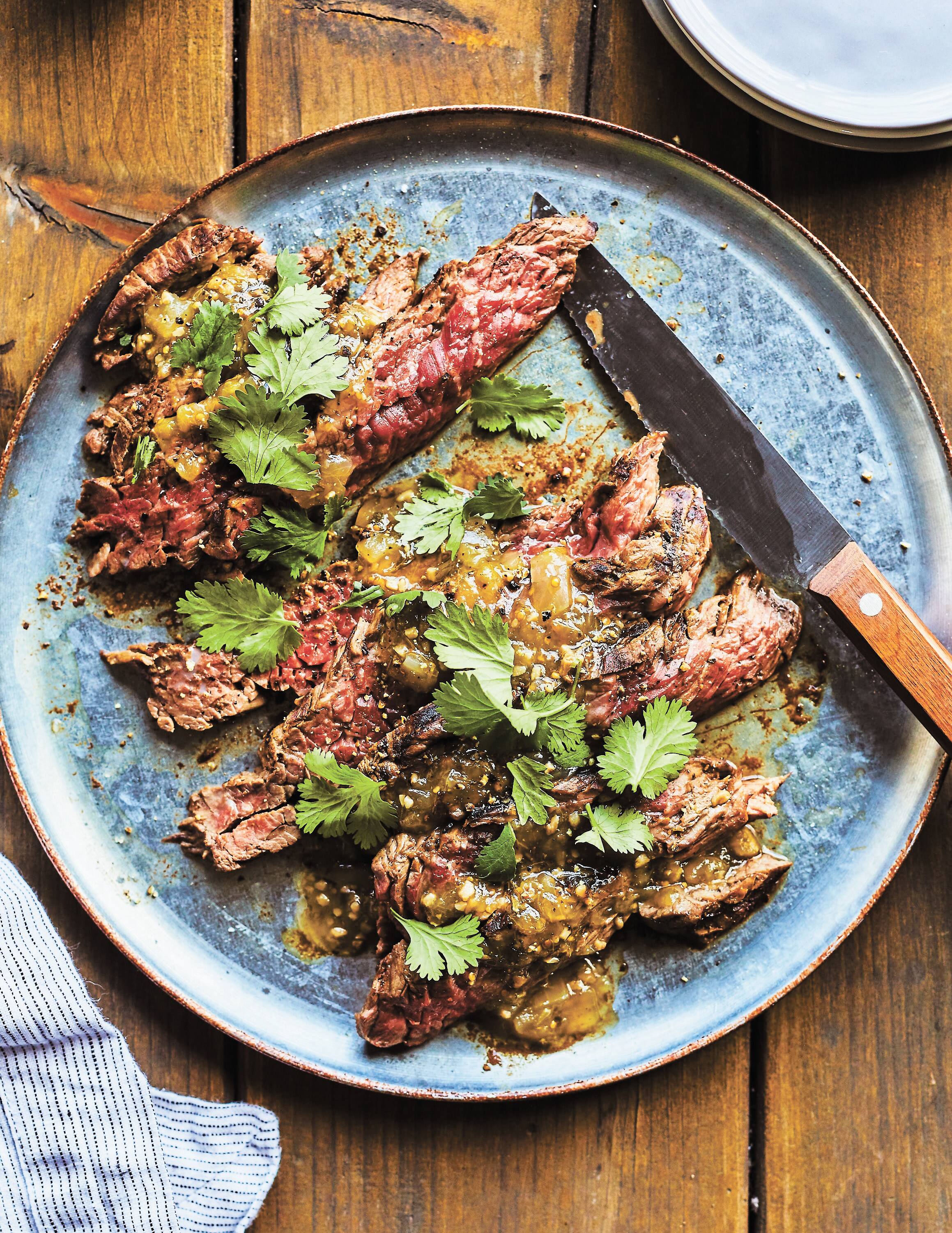 Bavette de boeuf à la salsa verde | Le Journal de Montréal