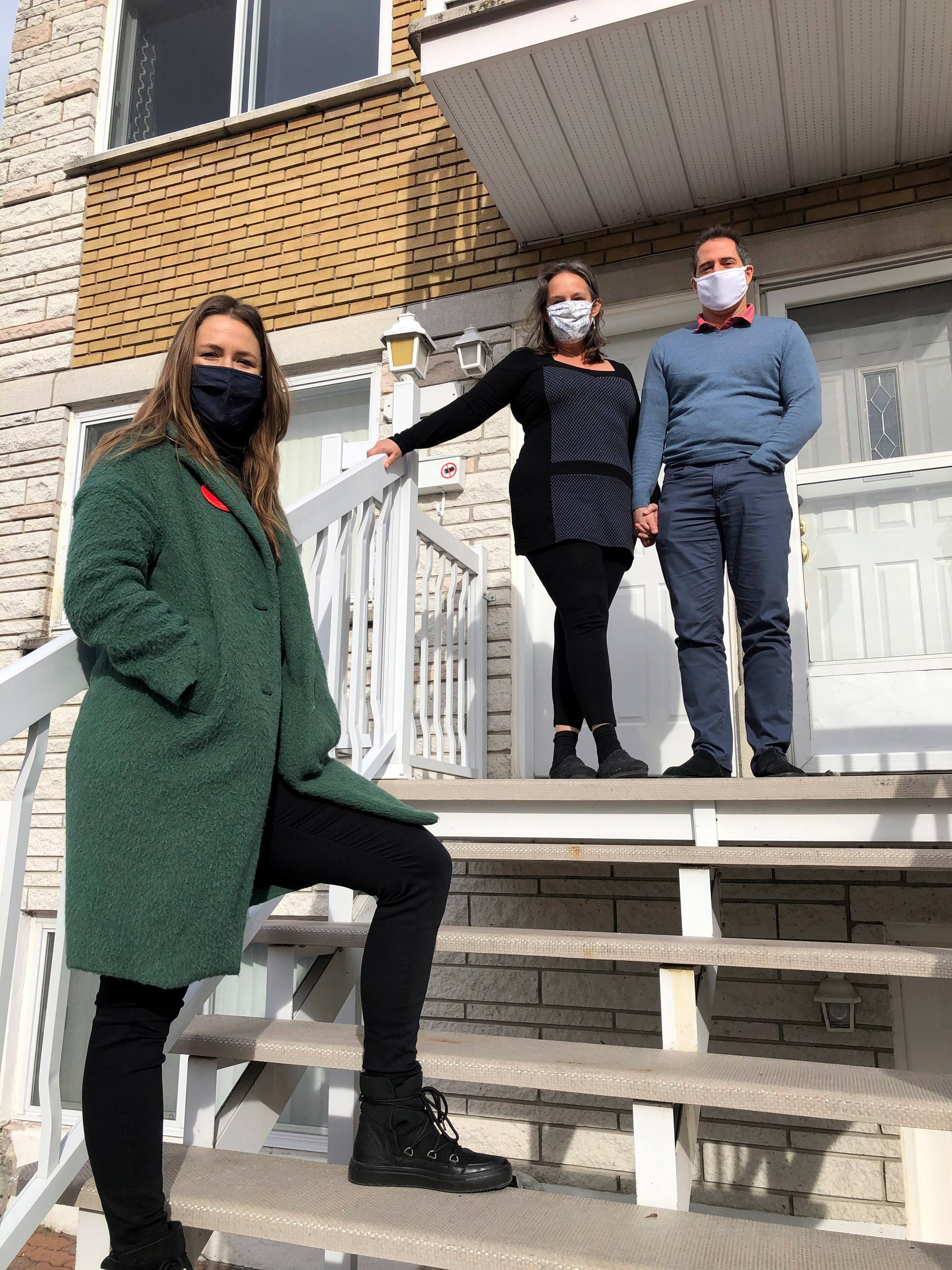 La chanteuse Beyries livre son album à domicile en personne | JDM