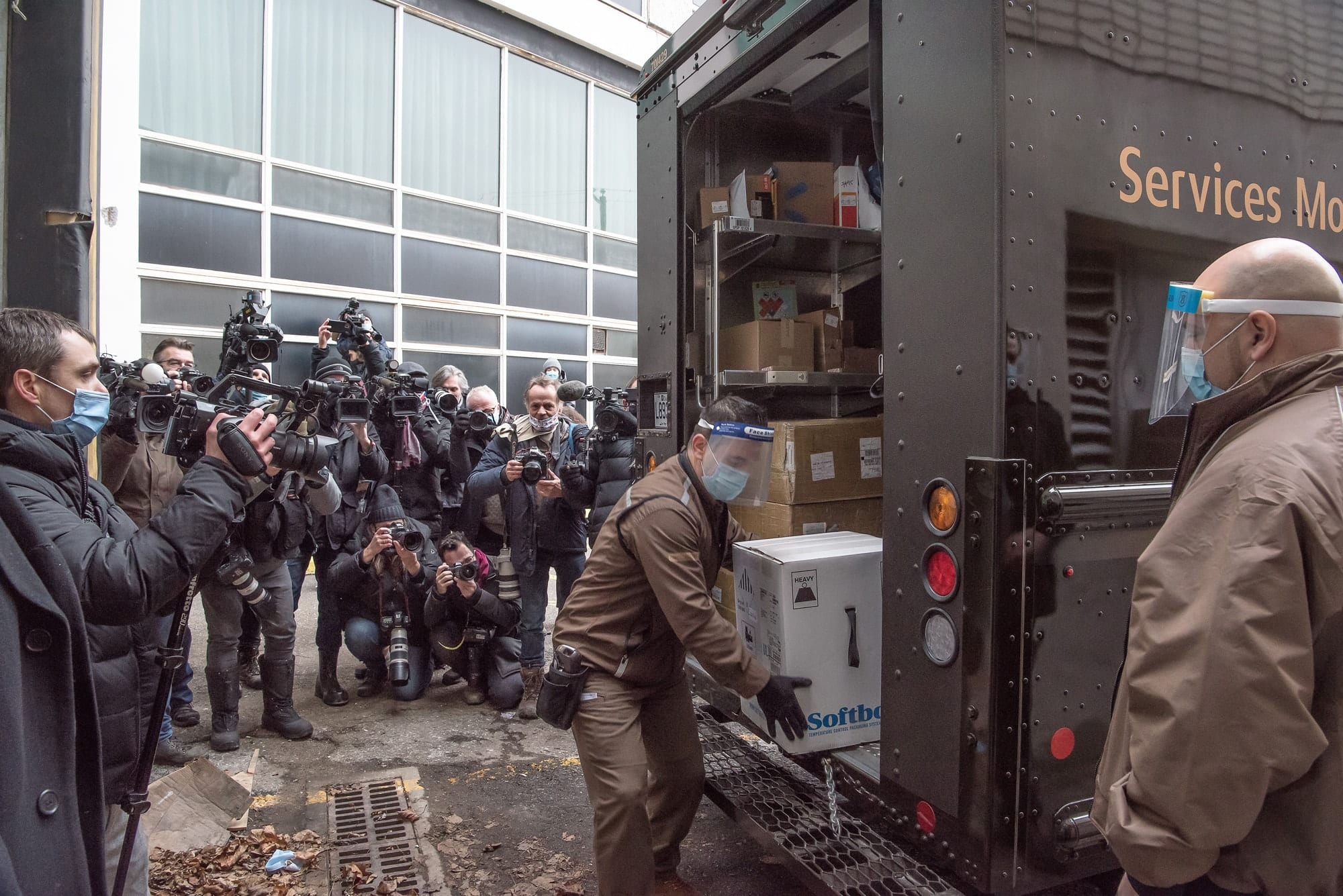 Début de la campagne de vaccination contre la COVID-19 au Québec ...