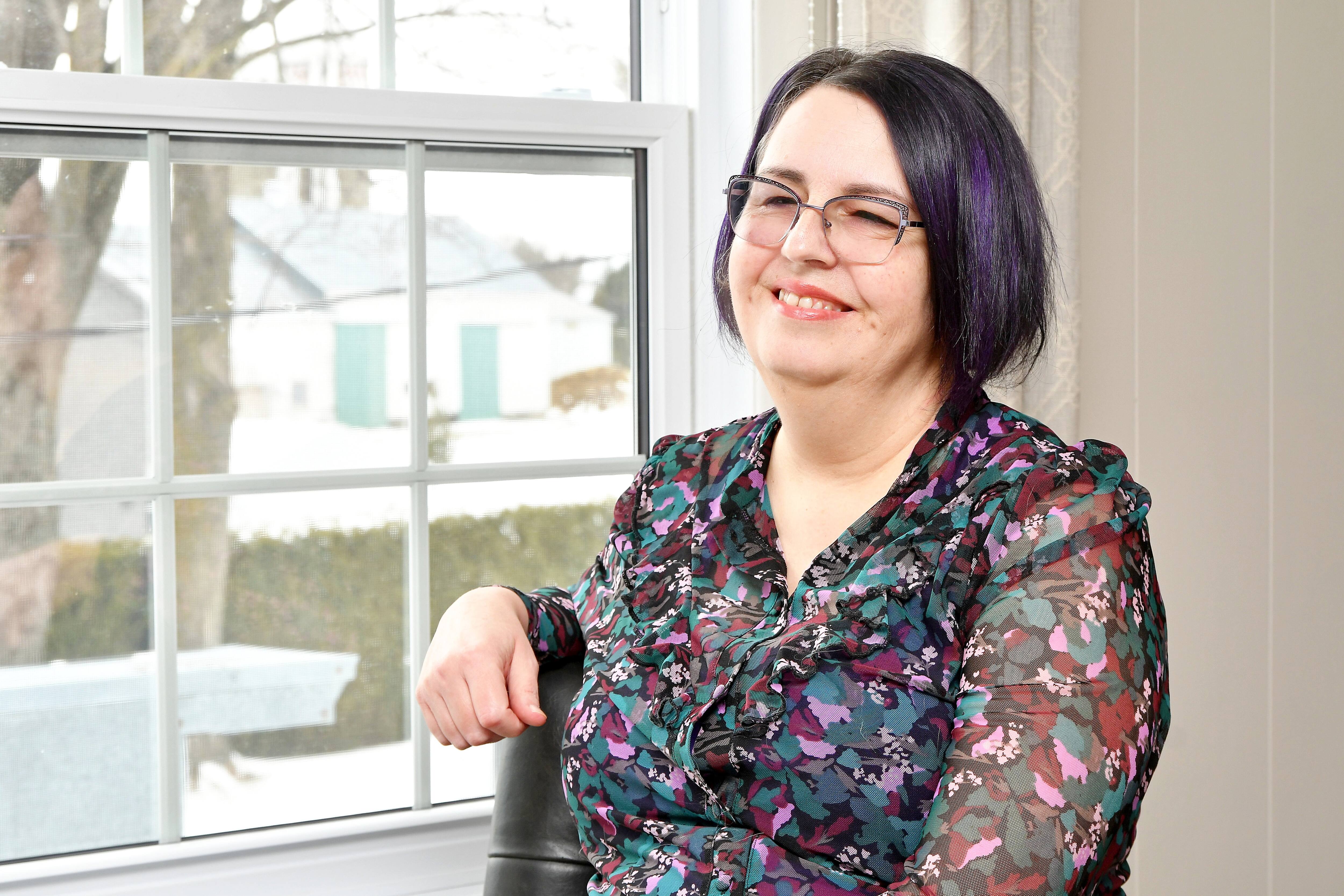 Après 35 ans chez les témoins de Jéhovah, cette femme profite enfin de ...