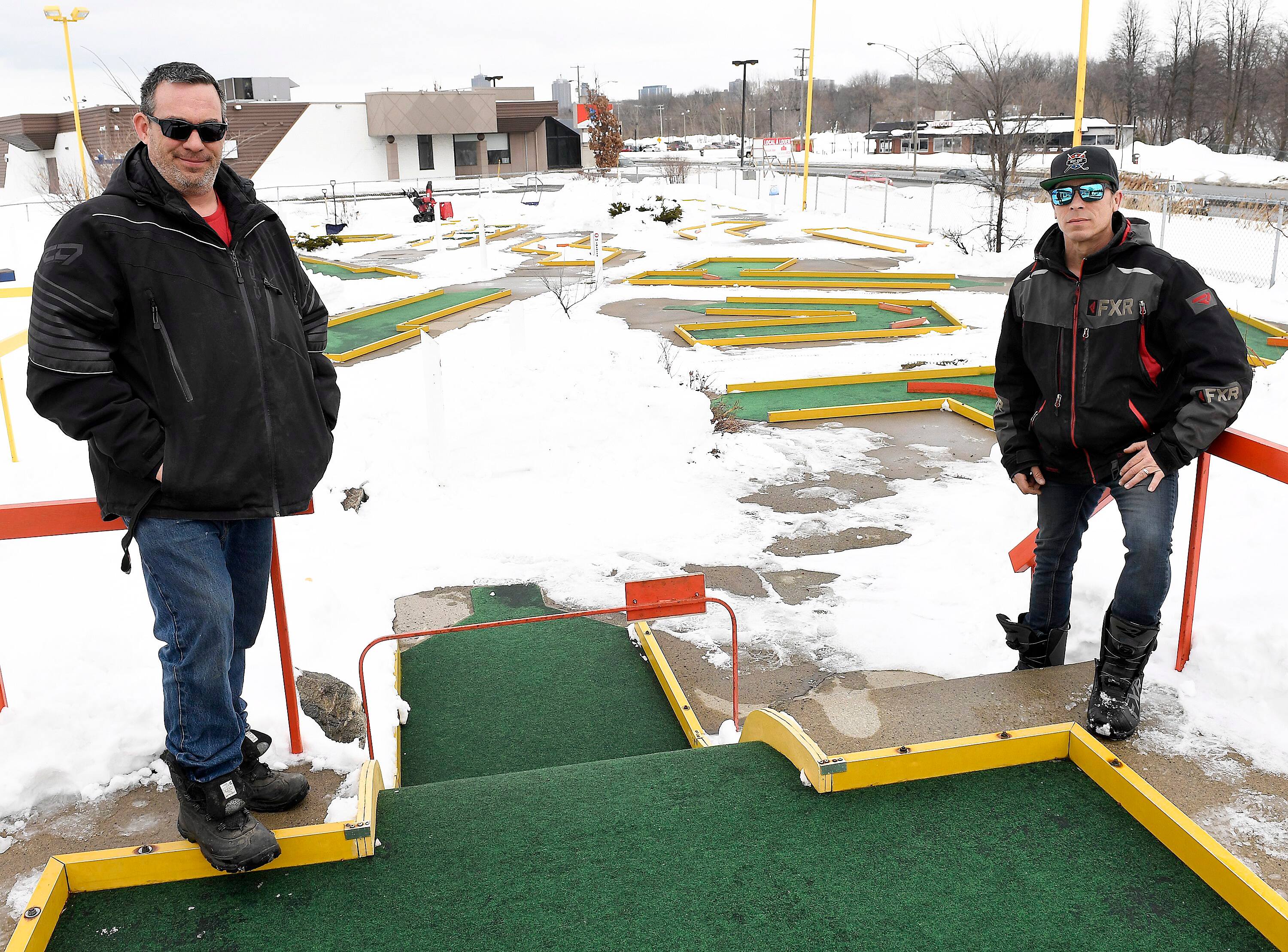 Relâche: ils sortent la souffleuse pour rouvrir le mini-putt de Vanier ...