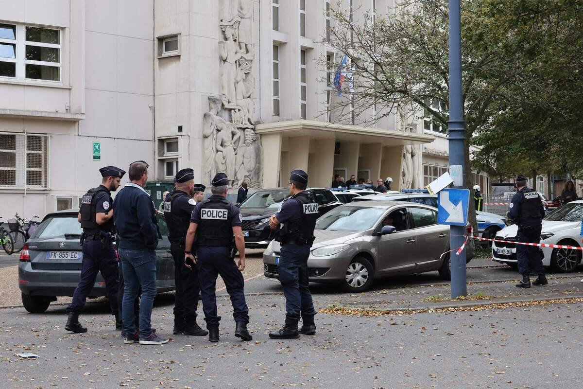 Un professeur poignardé à mort dans un lycée en France | JDM