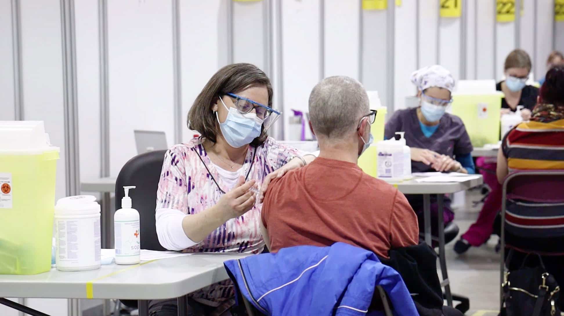 [EN IMAGES] Vaccination record à Québec: gros week-end pour freiner le ...