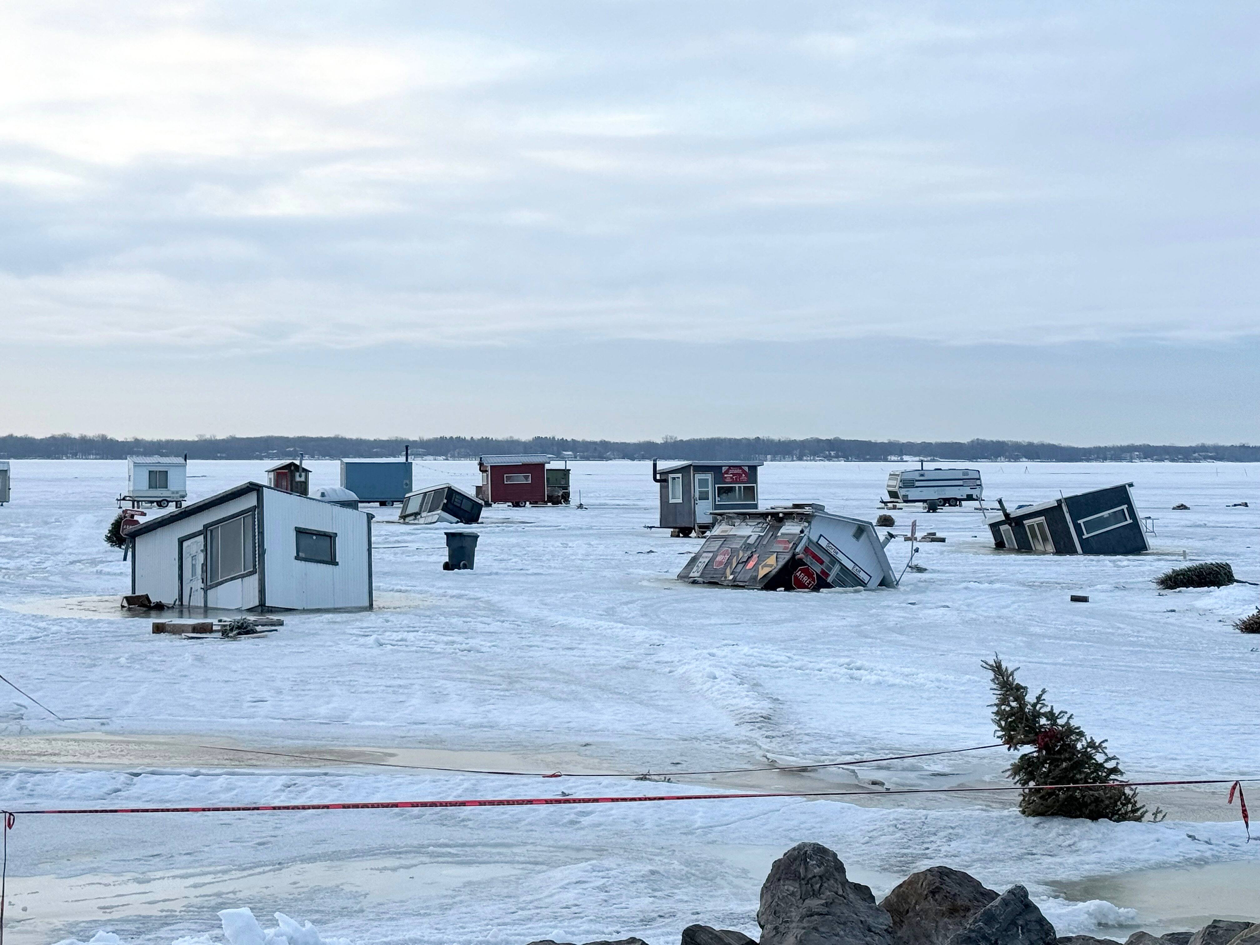 [EN IMAGES] Des cabanes à pêche coulent dans le lac des Deux Montagnes ...