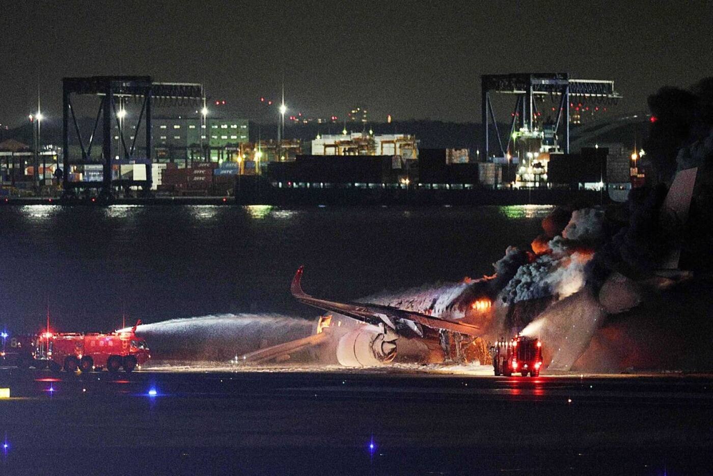 Cinq morts dans une collision entre deux avions à l’aéroport de Tokyo ... Cinq morts dans une collision entre deux avions à l’aéroport de Tokyo ...