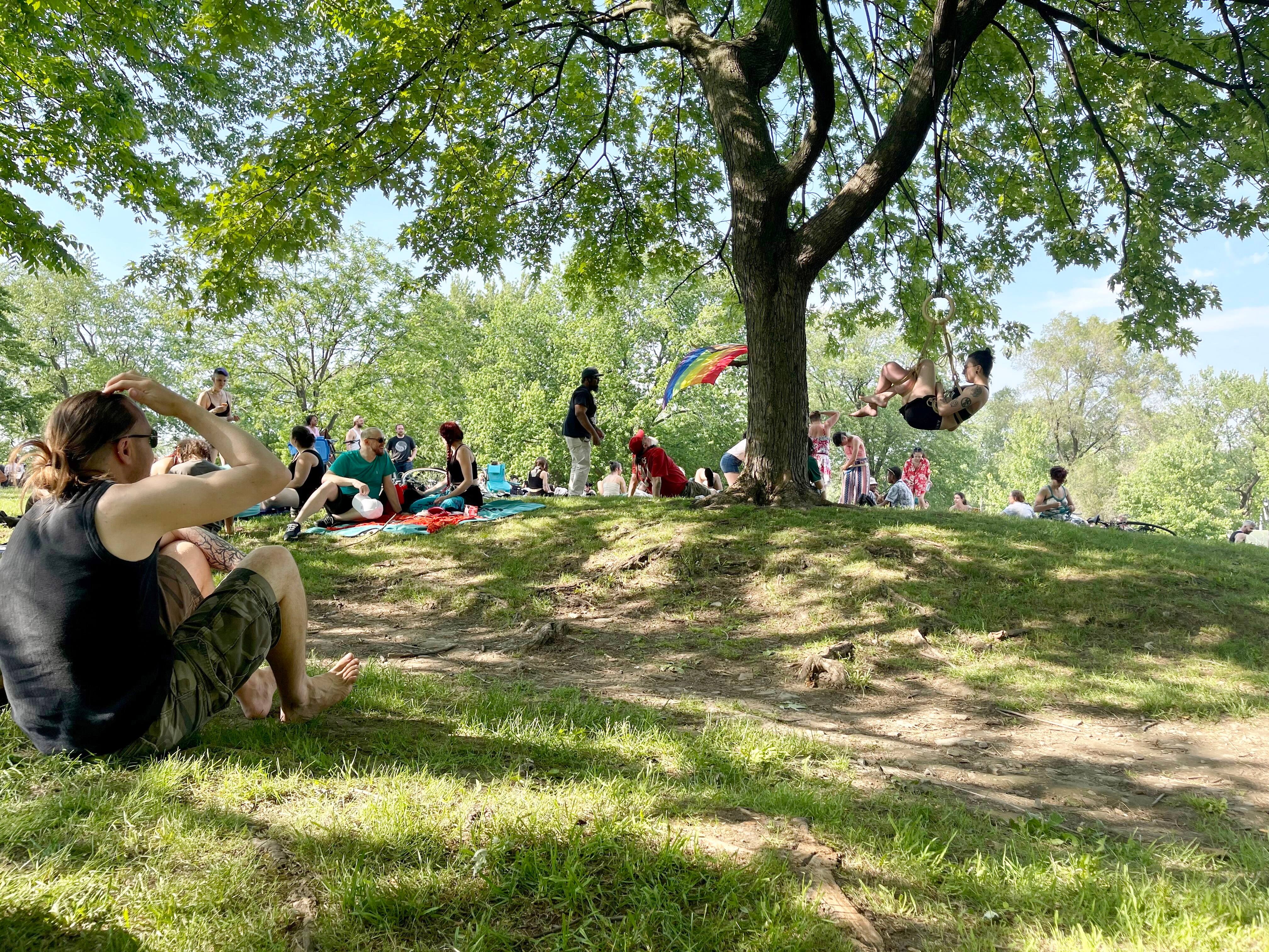 Séance de ligotage entre amis au parc | JDM