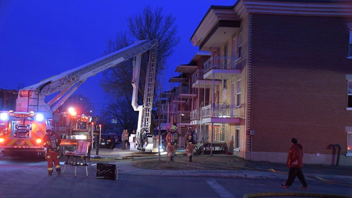 Québec: 35 pompiers combattent un incendie | JDQ