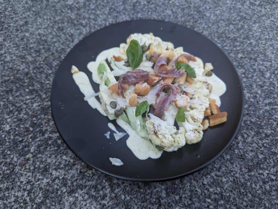 Steak de chou-fleur grillé, garni à la façon césar | Salut Bonjour