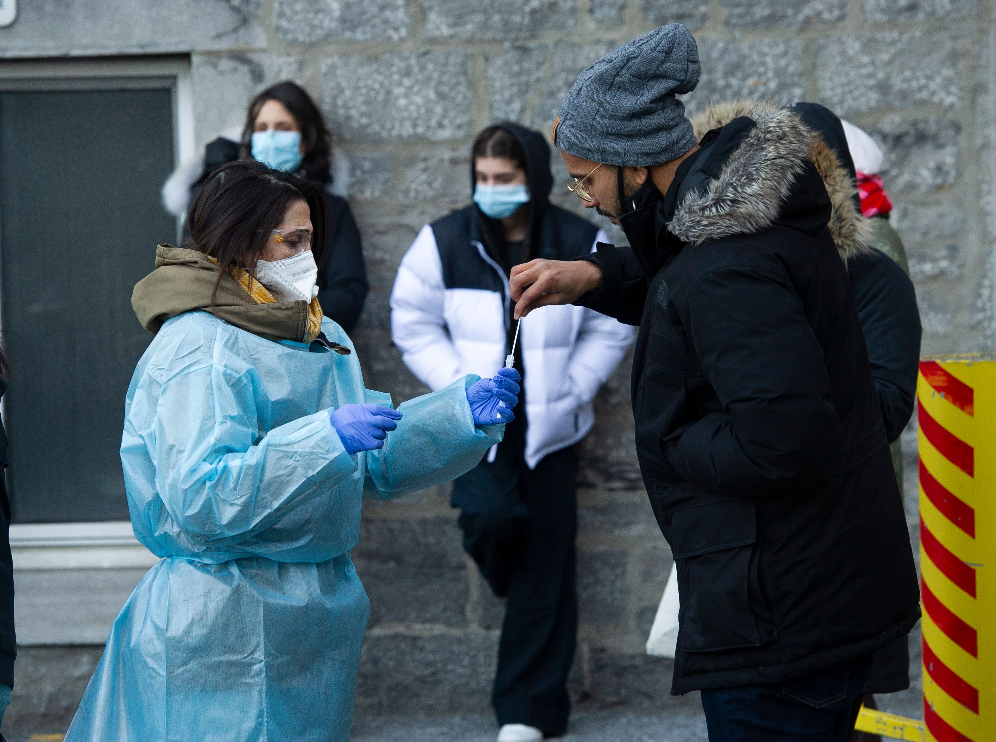 Tests rapides moins efficaces contre Omicron: faut-il aussi faire un ...