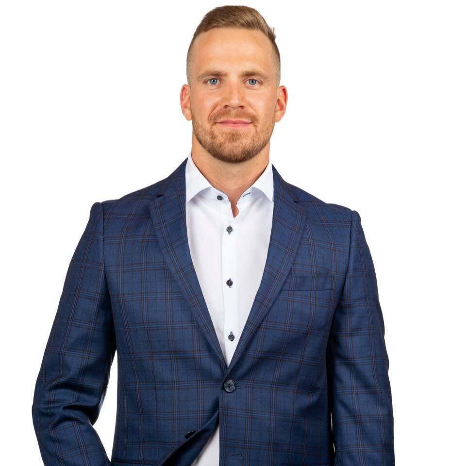 Un an plus tard, James Awad ne referait pas son party dans un vol de ...