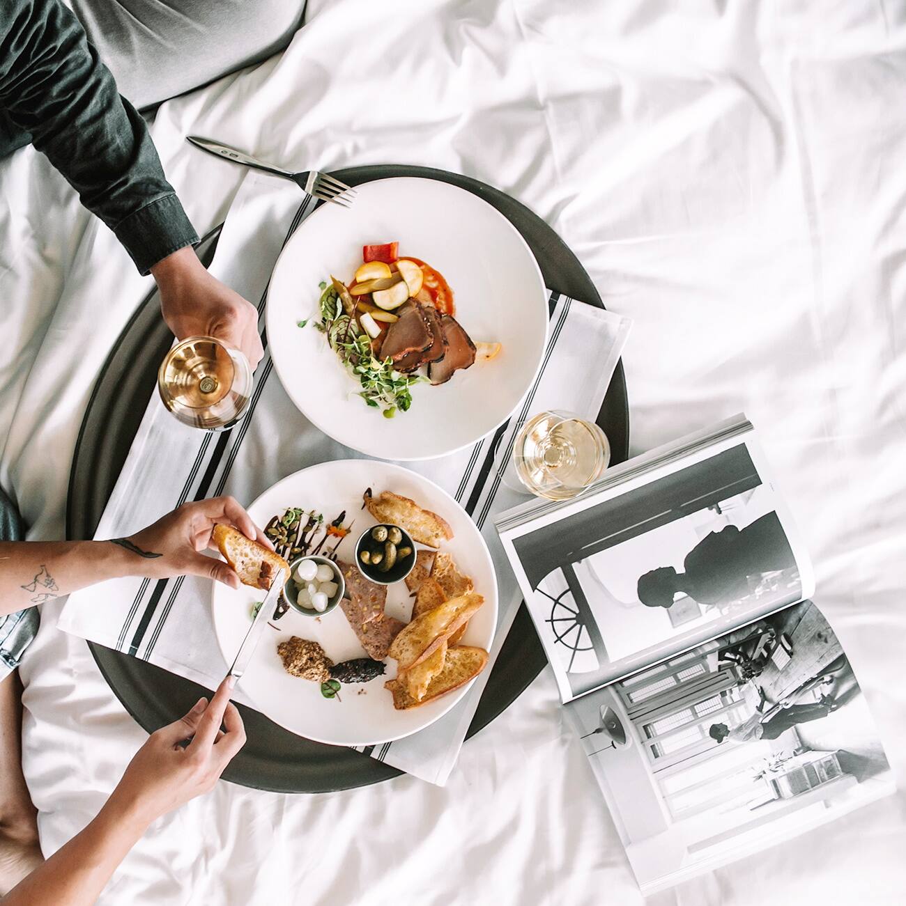 Souper en amoureux dans une chambre d’hôtel | JDM