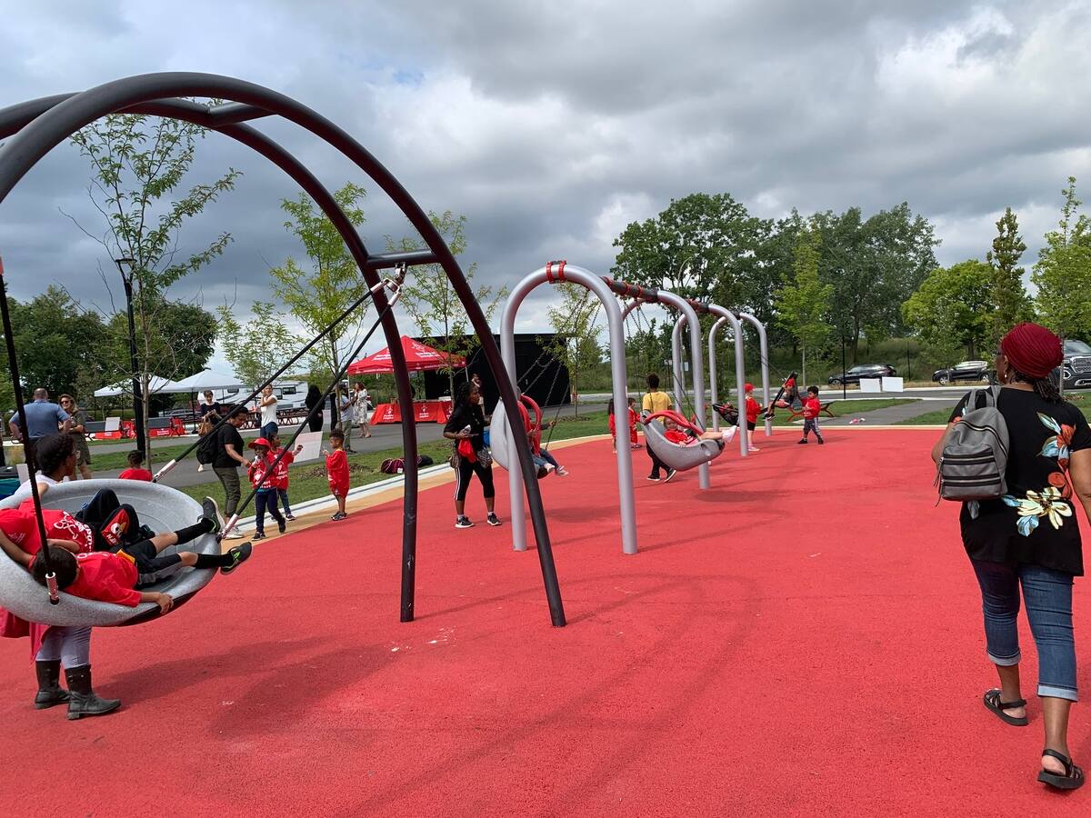 «Le plus grand» terrain de jeu inclusif accueille ses premiers enfants ...