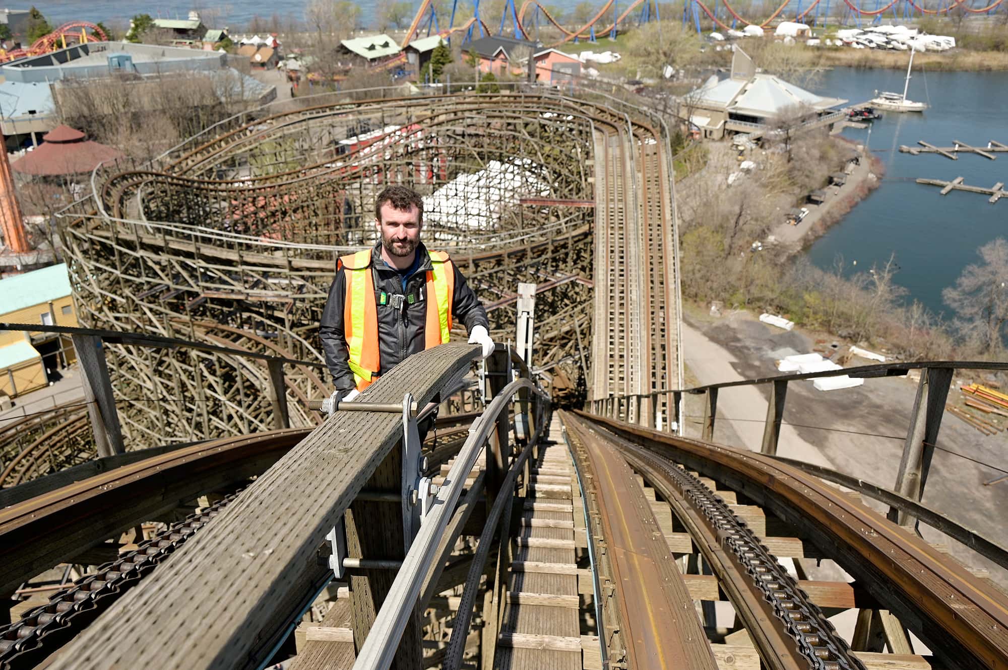Ces mécaniciens qui travaillent à temps plein pour conserver Le Monstre ...