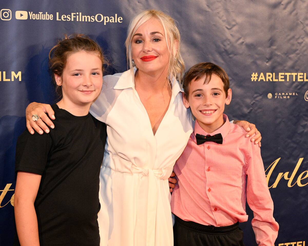 Tous les looks du tapis rouge de la première d'Arlette avec Maripier ...