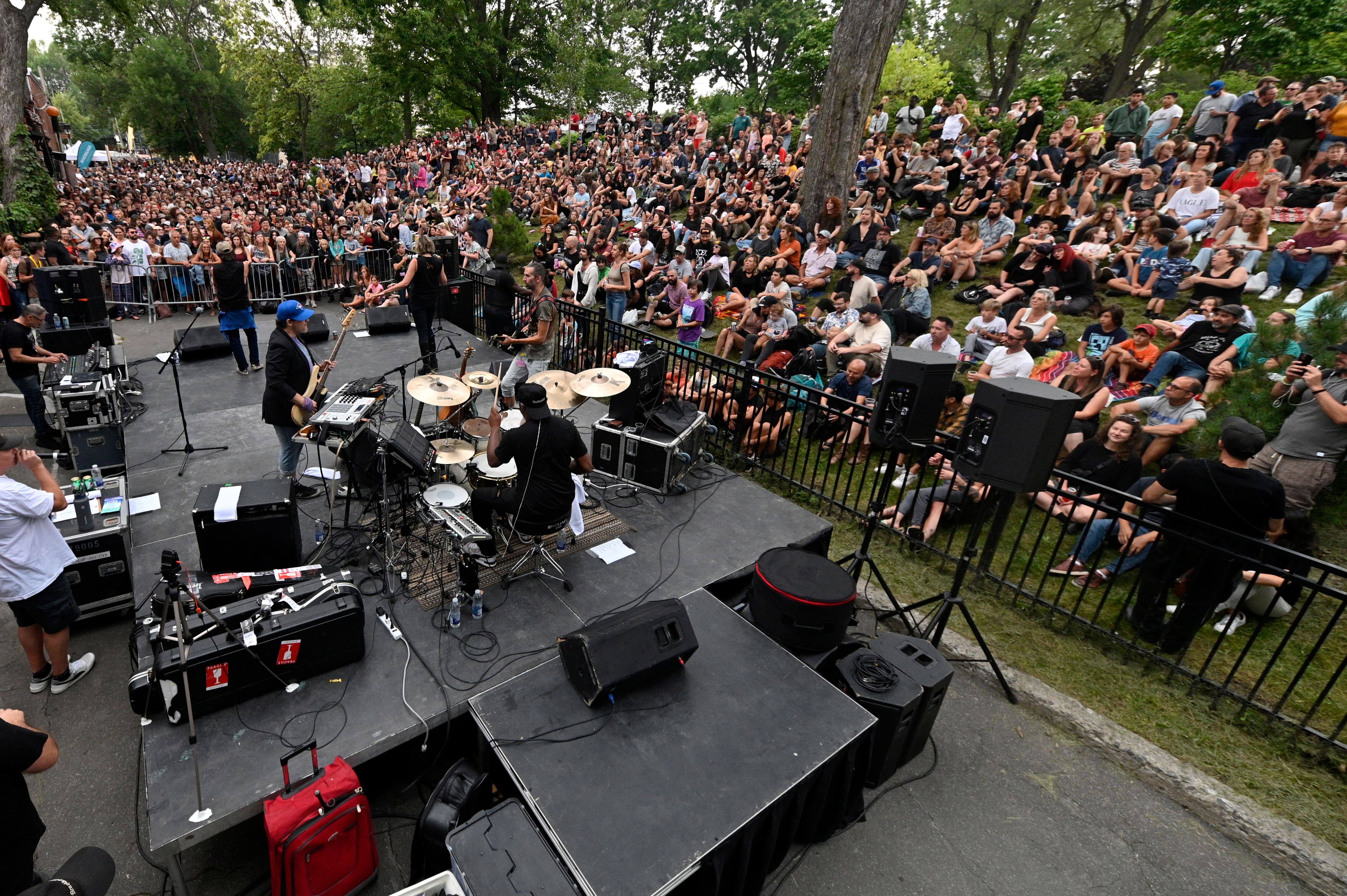 Une foule compacte pour Bran Van 3000 | JDM