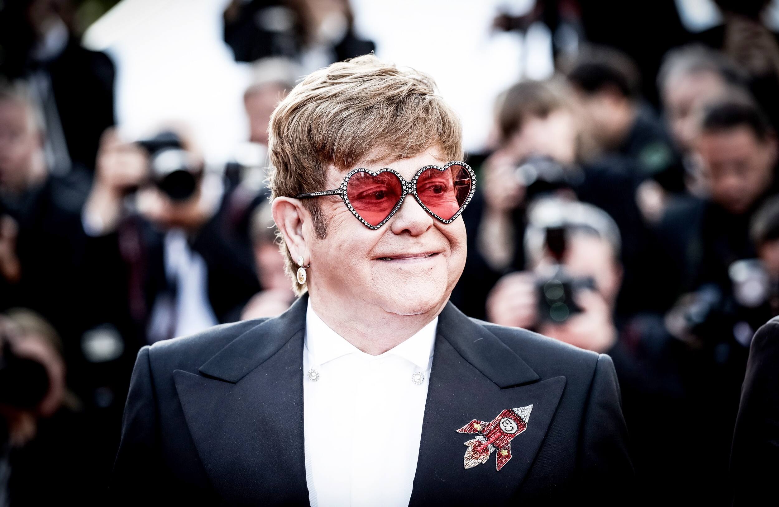 Nouvelle biographie: Elton John, flamboyant et excentrique | JDQ
