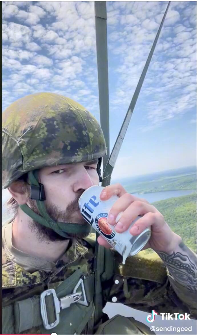 En plein exercice du Royal 22e Régiment: un soldat se filme en train de ...