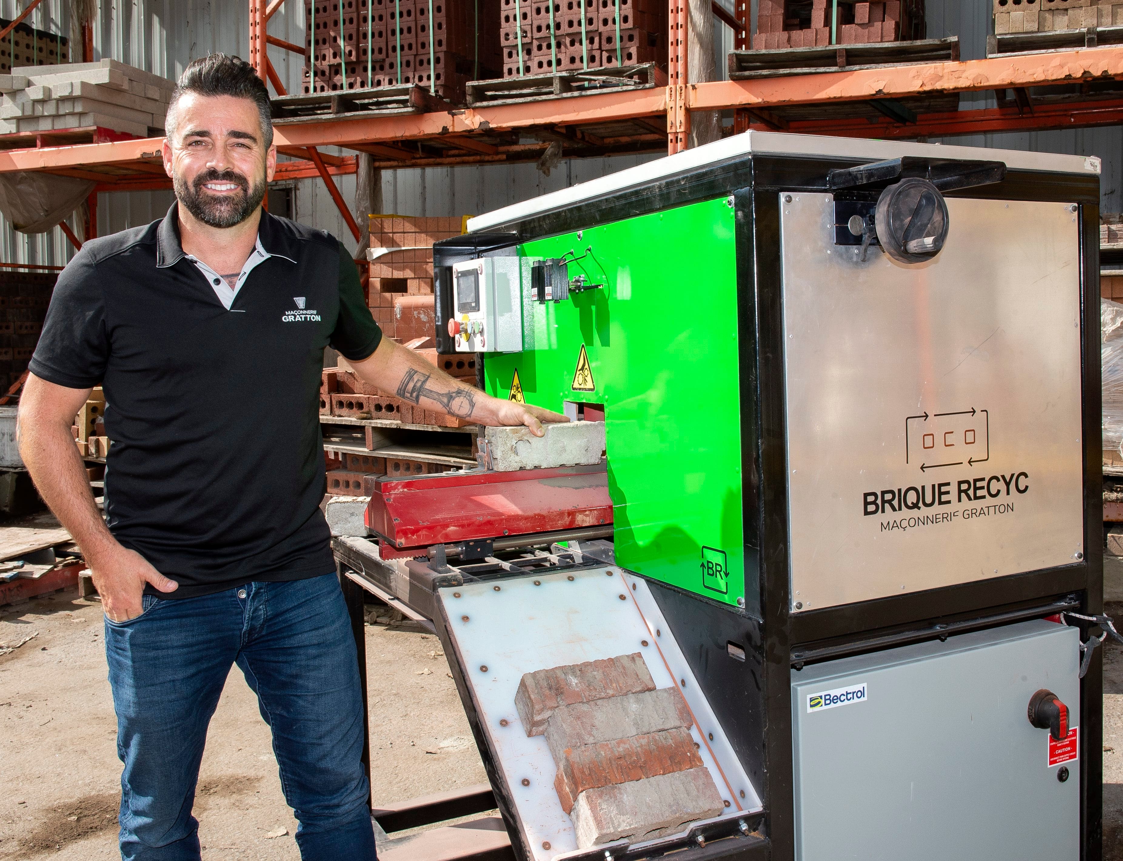 Une brique recyclée en 10 secondes grâce à un appareil de conception ...
