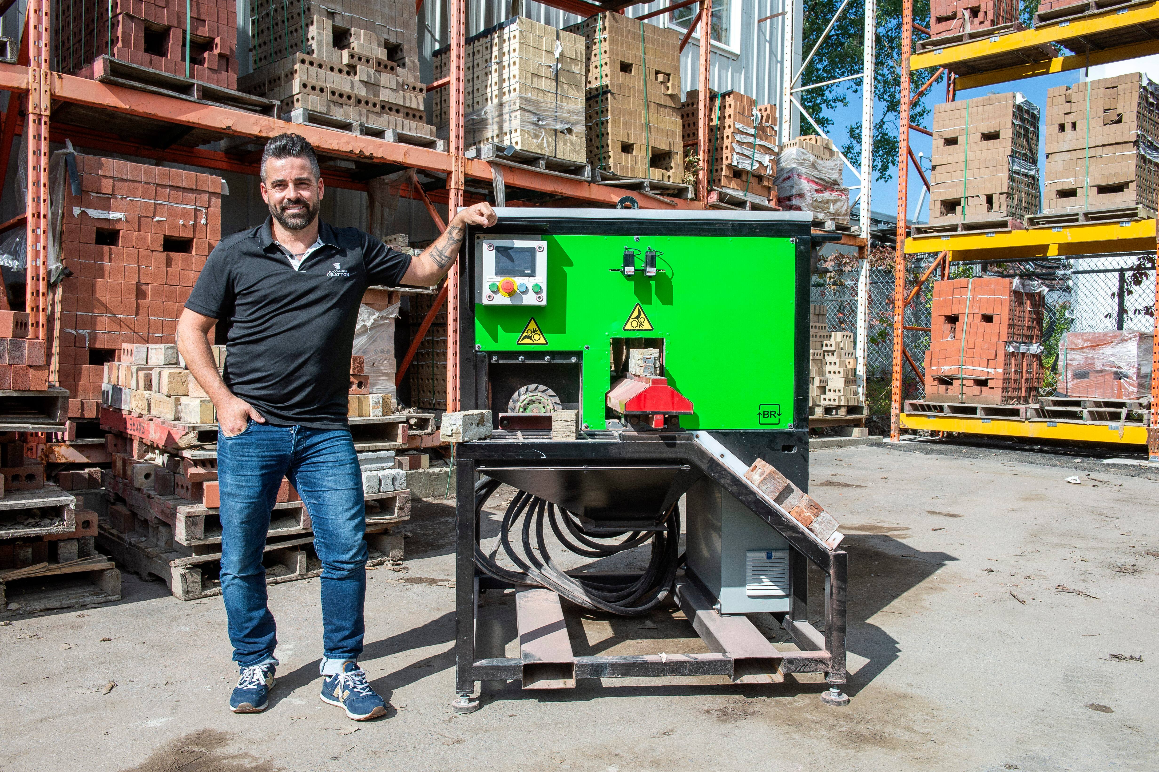 Une brique recyclée en 10 secondes grâce à un appareil de conception ...