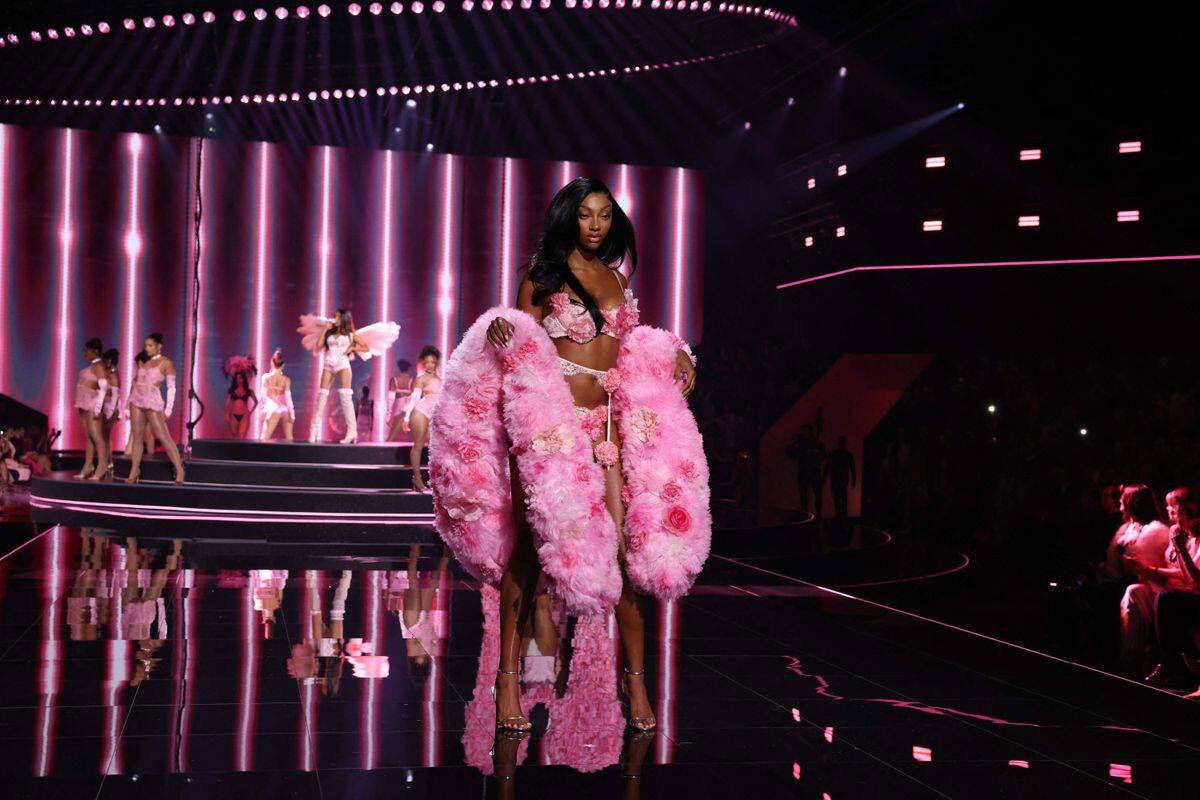 Défilé Victoria’s Secret: elle devient la première athlète ...