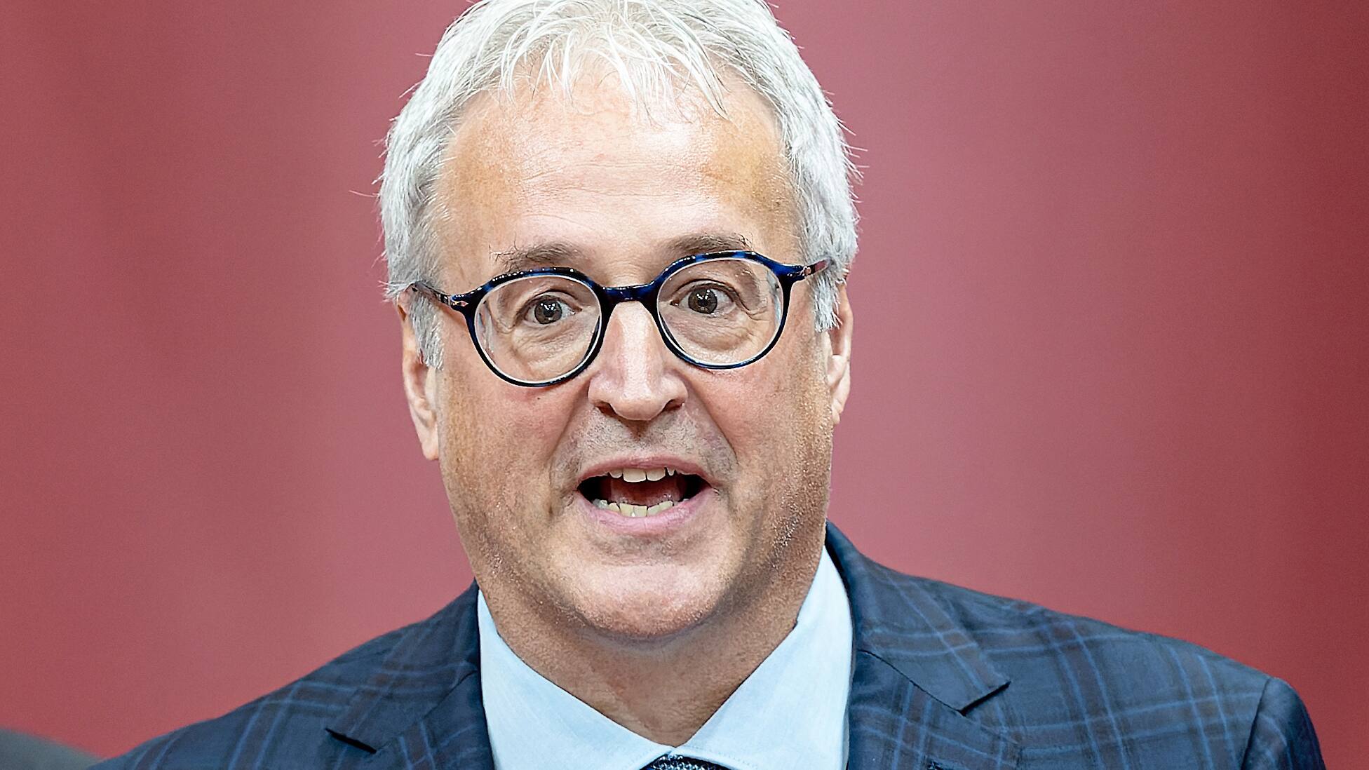 Le supplice de la goutte pour Anglade | JDM