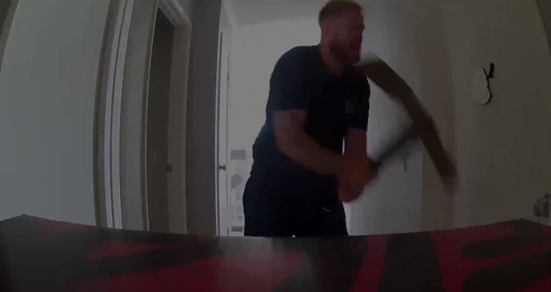 À VOIR | Ses colocataires se cachent: il tente de défoncer le mur avec ...