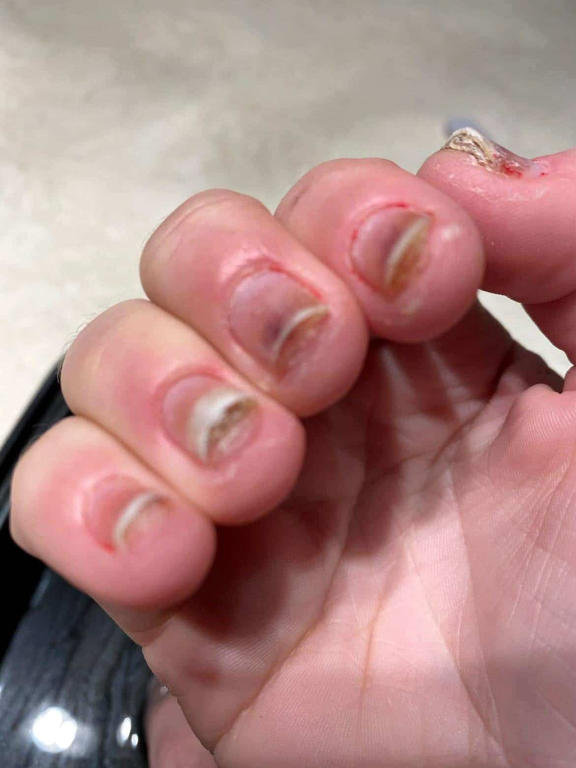 Le Manoir: les vernis qui font tomber les ongles dans la mire des ...