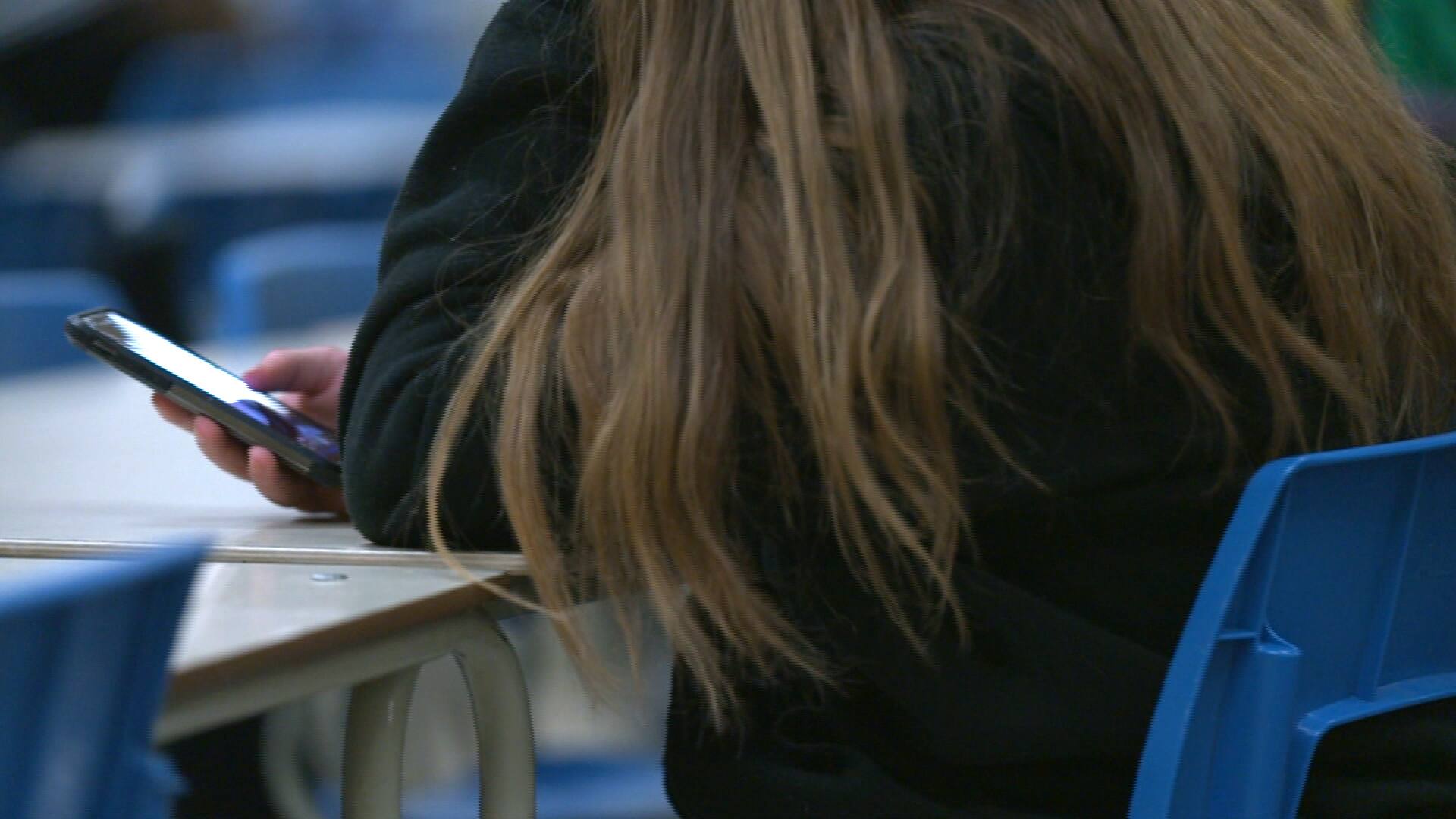 Mesure plus poussée qu’au Québec? L’Ontario interdit les cellulaires ...