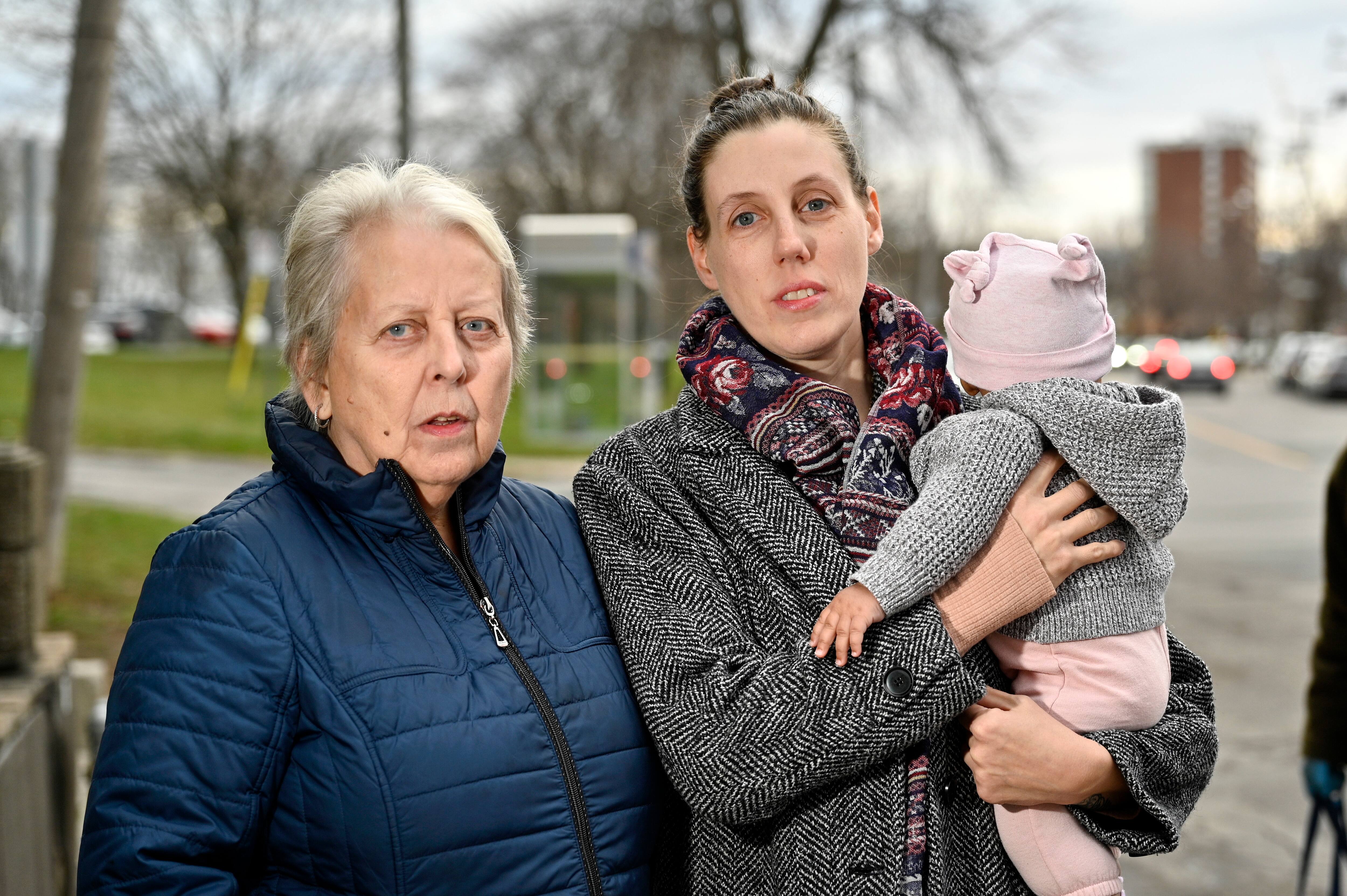 Elle doit traduire pour sa mère parce que le médecin ne parle pas ...