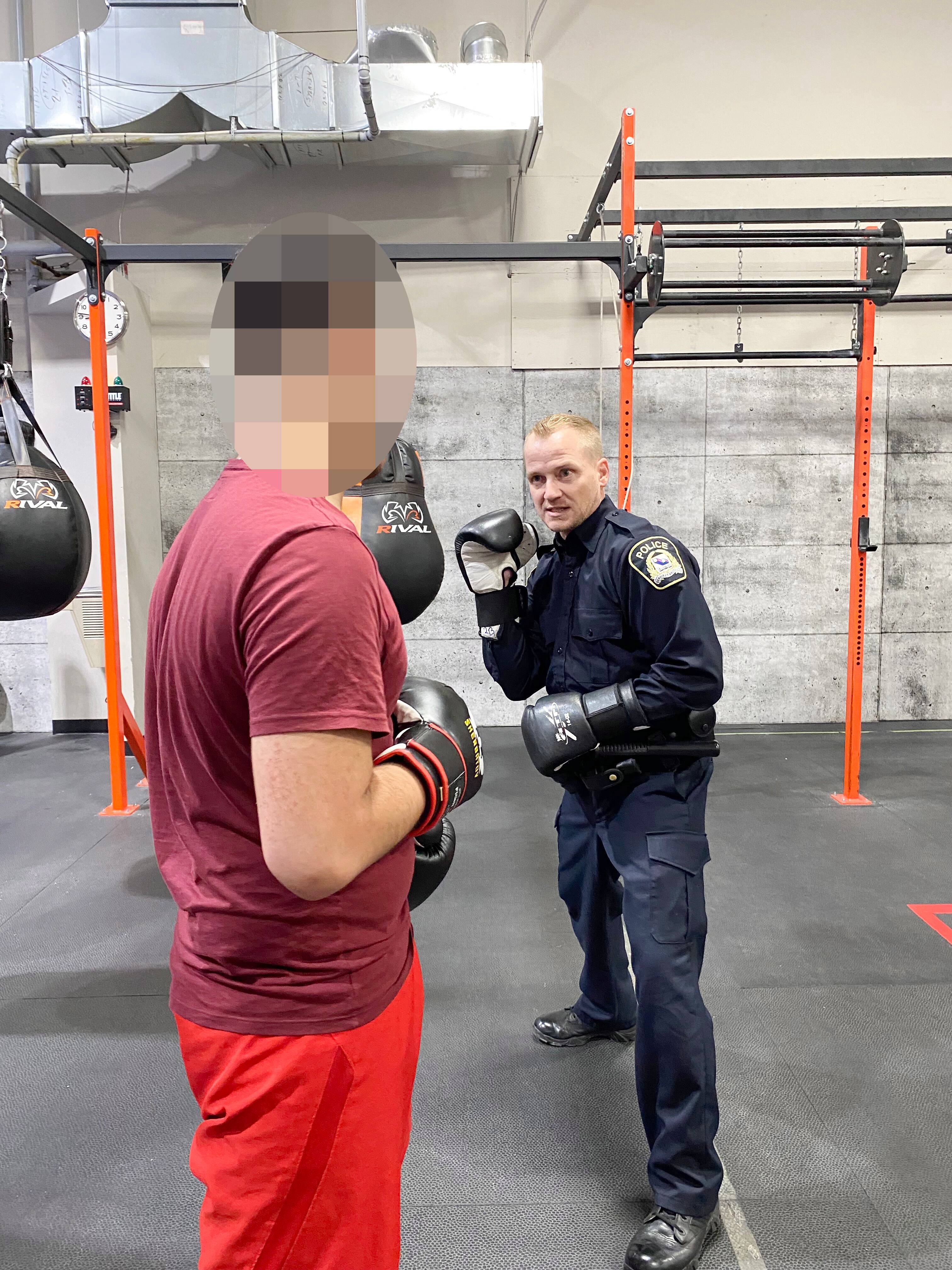 Un policier incite les jeunes à boxer pour s’éloigner des gangs de rue ...