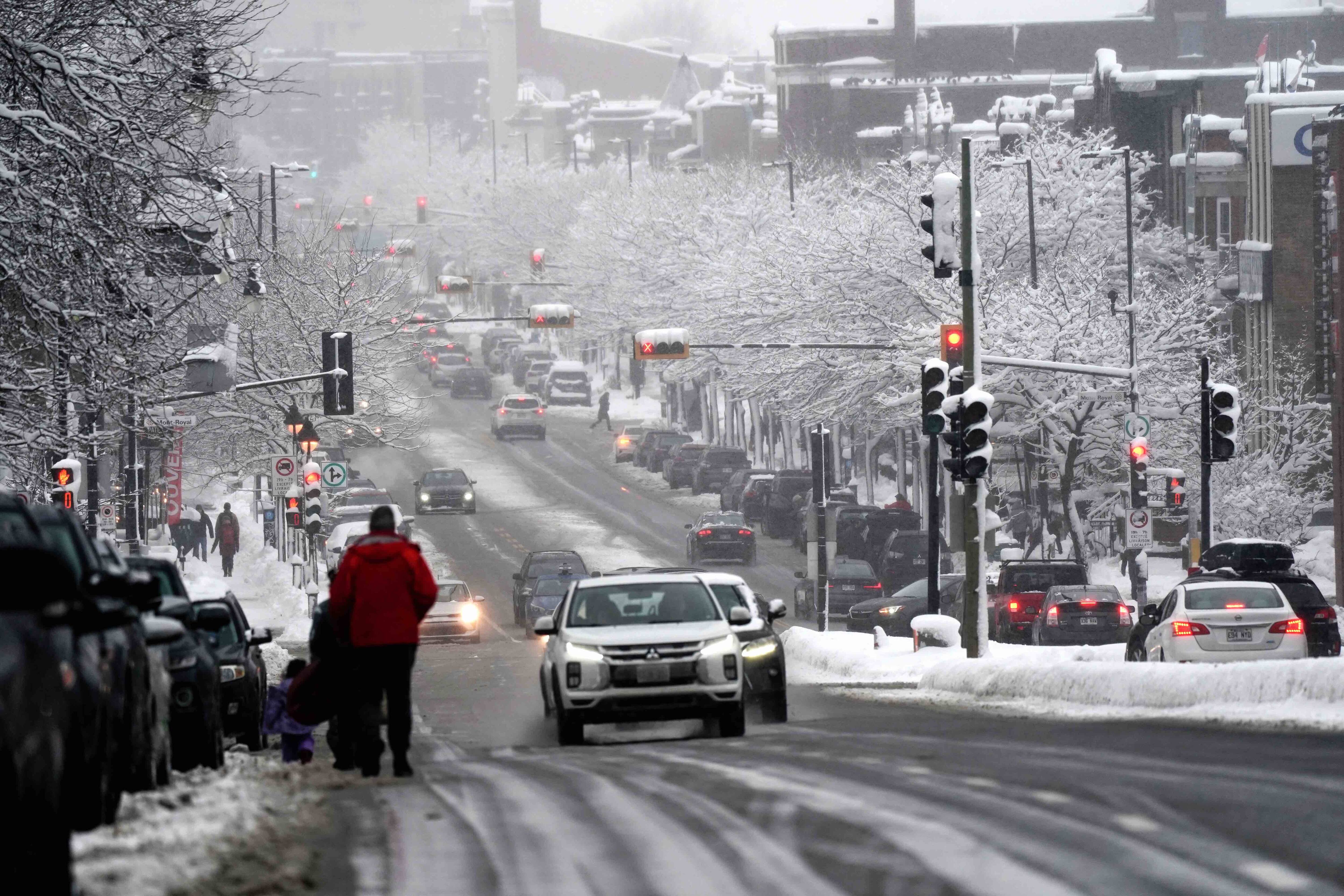 Tempête de neige: une centaine de vols annulés à l’aéroport Montréal ...