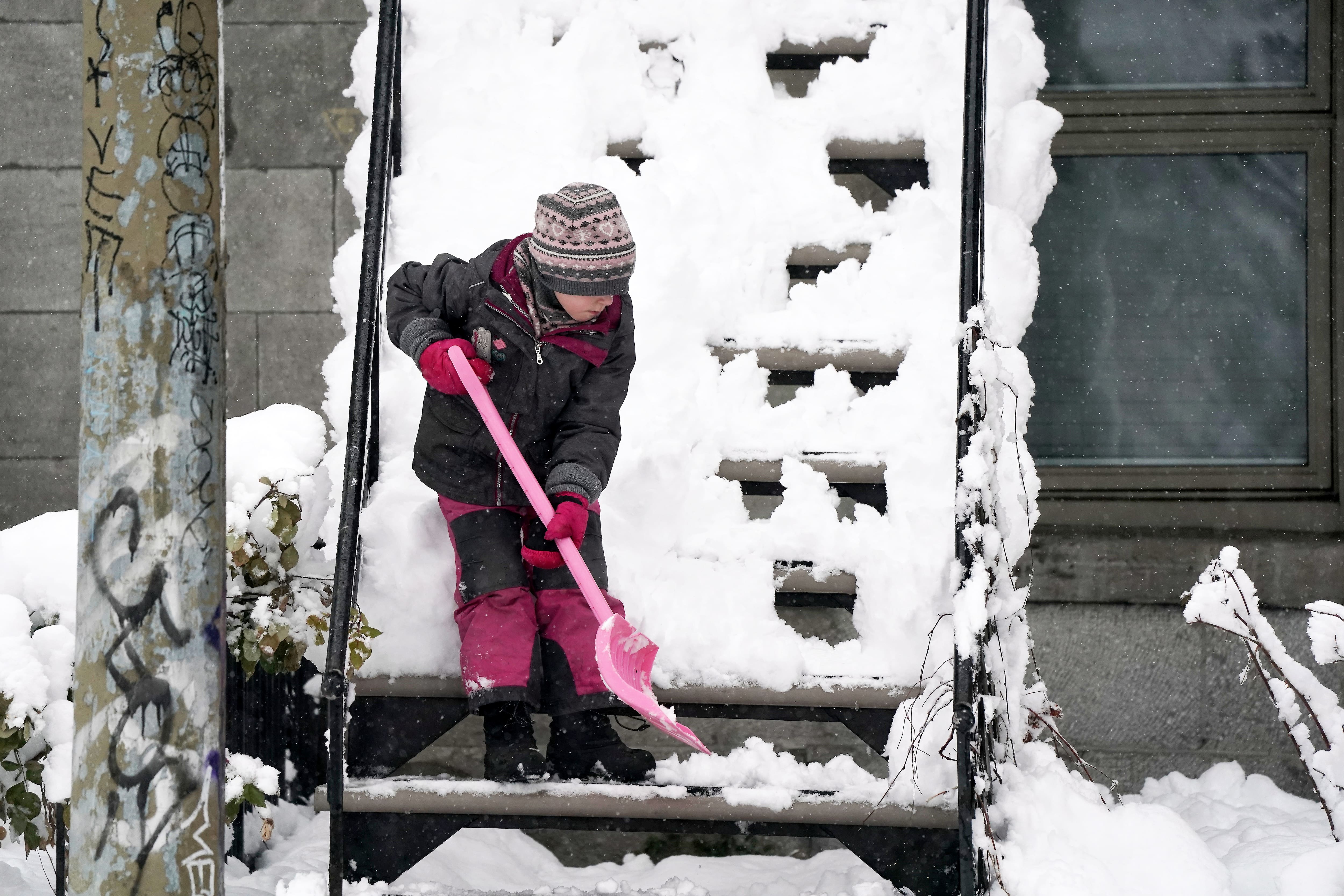 Tempête de neige: une centaine de vols annulés à l’aéroport Montréal ...