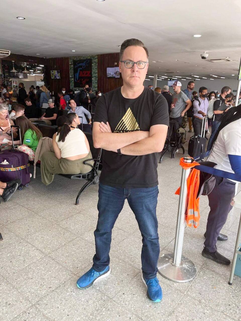 Premier jour de vacances sur un banc d’aéroport | JDQ