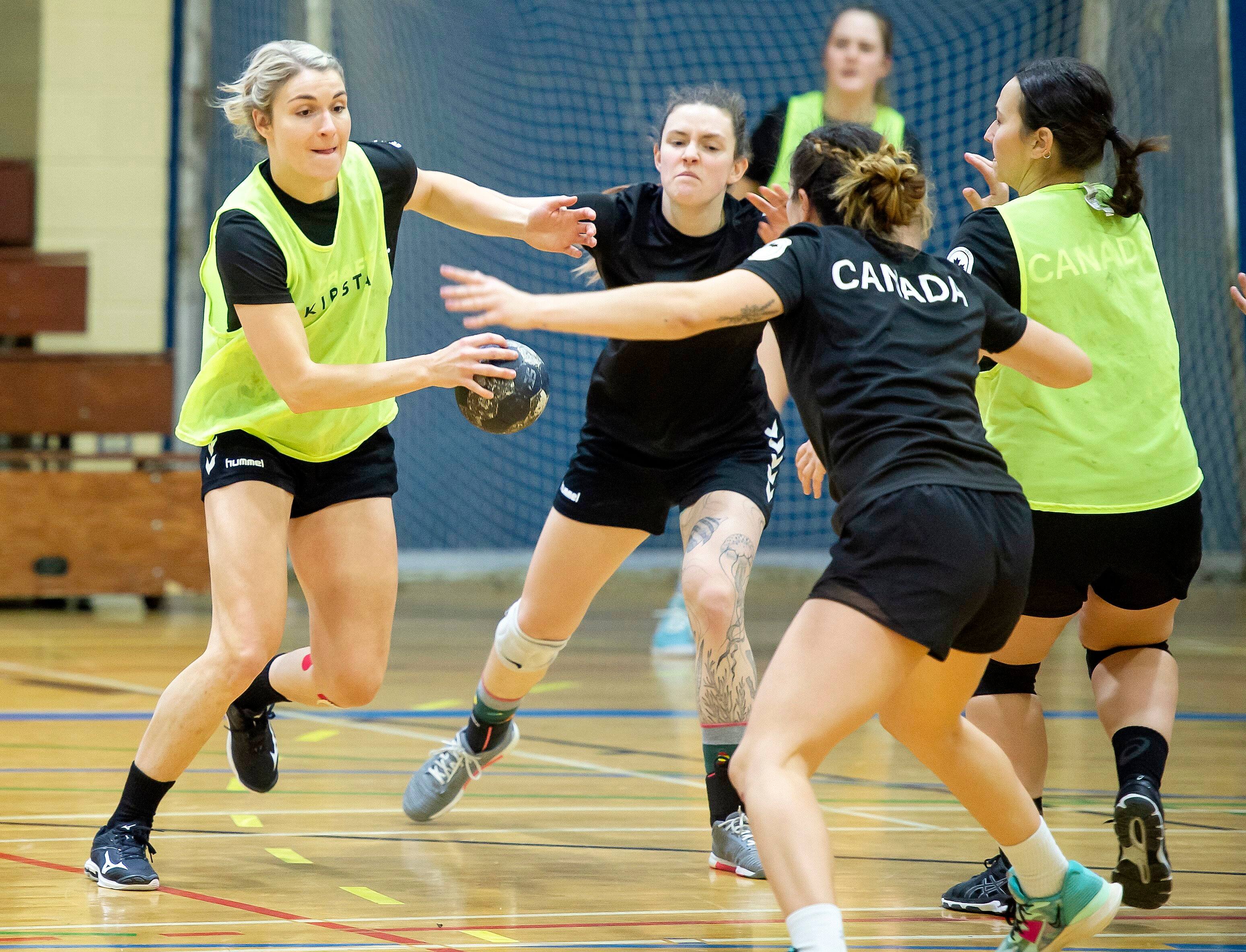 Des joueuses de handball doivent payer pour représenter le Canada aux ...