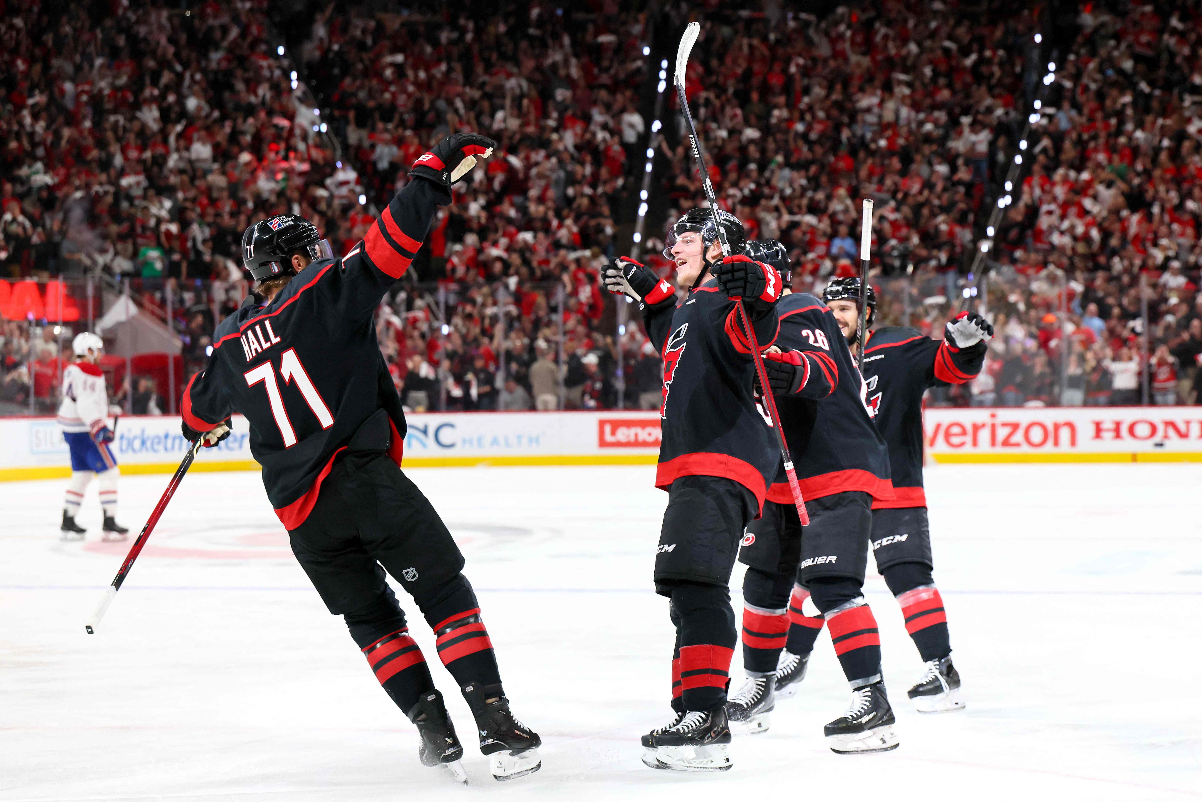 VIDÉO | «Olé! Olé, olé, olé!»: les partisans des Hurricanes tournent ...