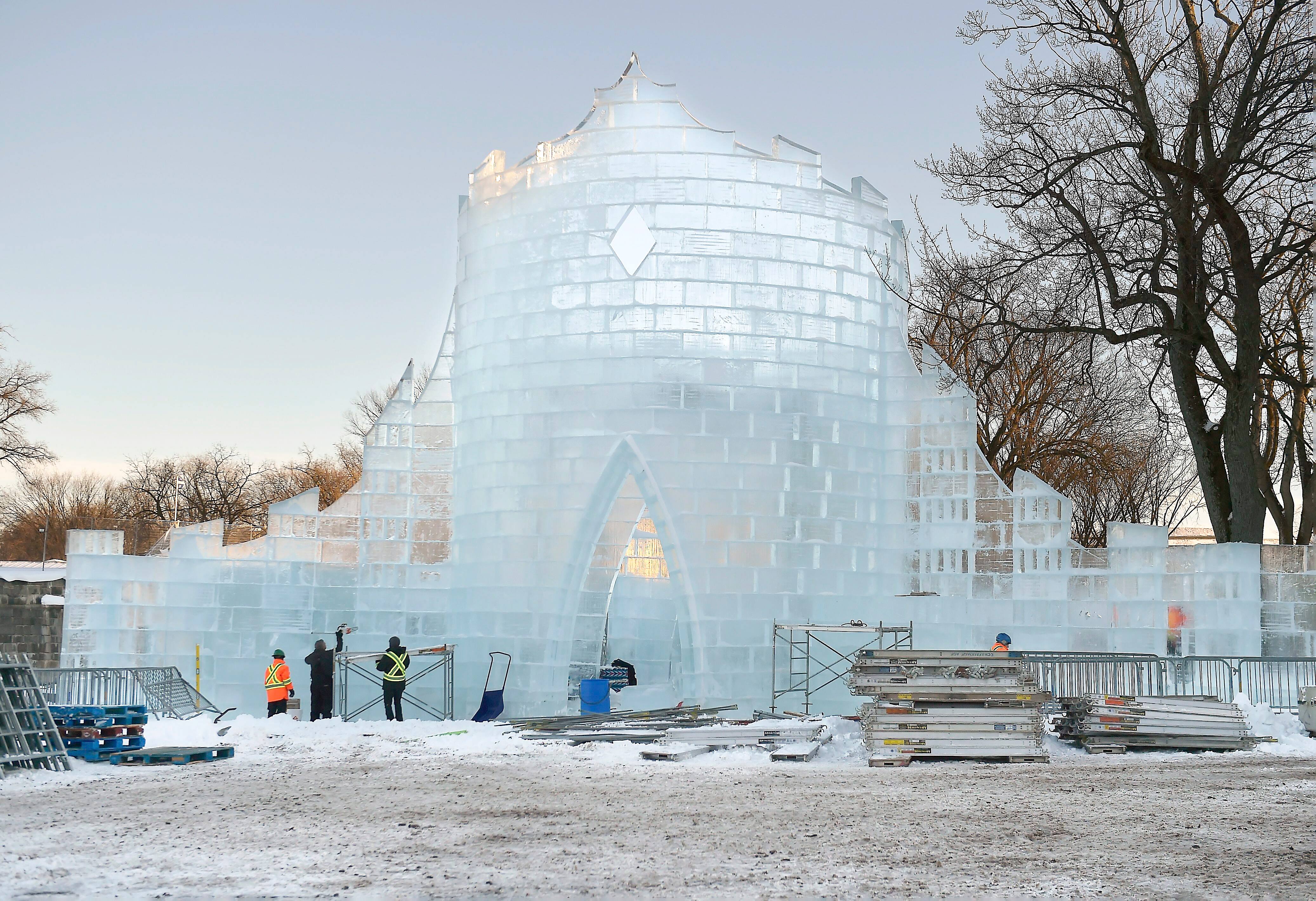Carnaval de Québec: le colossal Palais de Bonhomme est debout | JDM