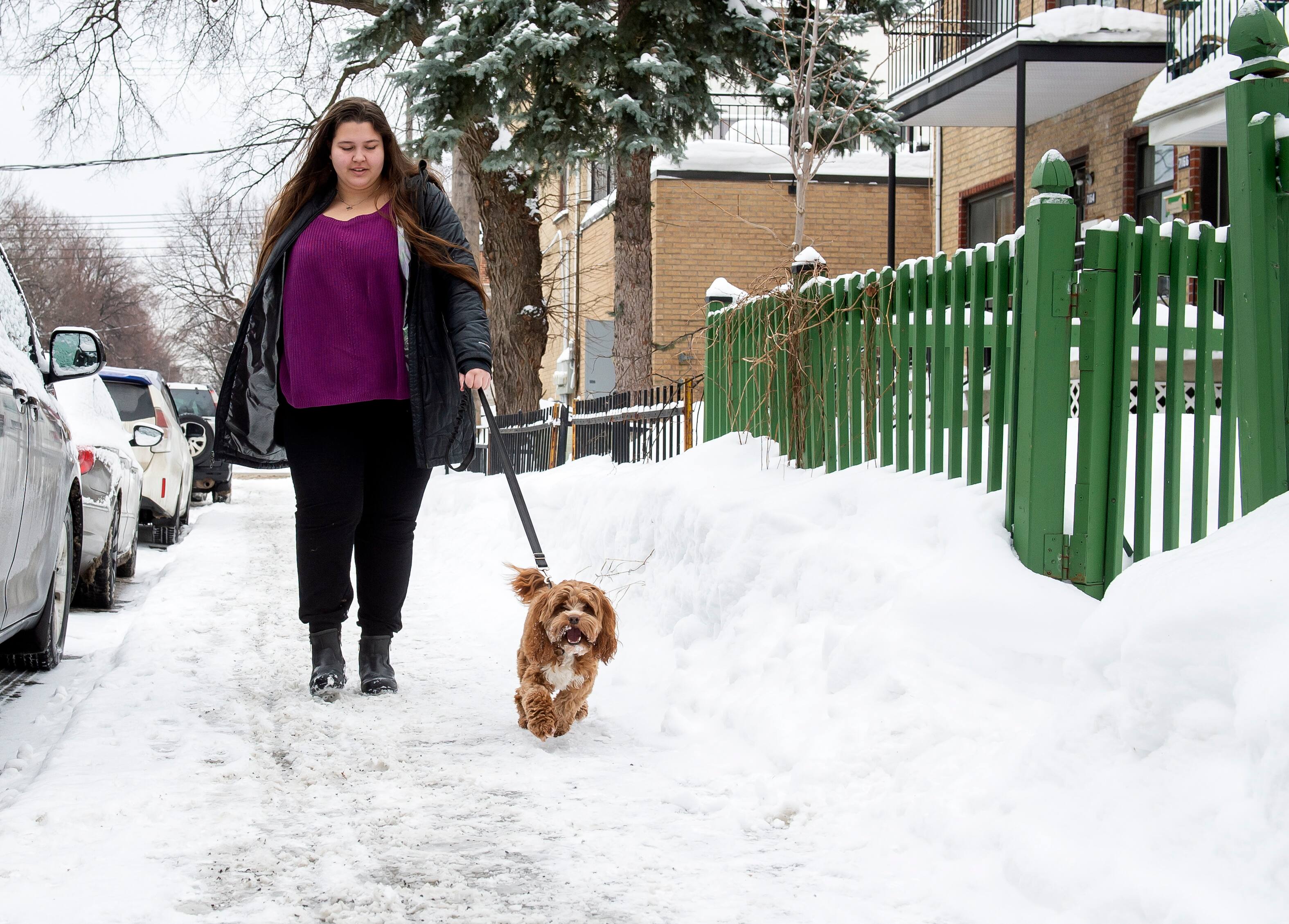 L’inflation les pousse à trouver un second emploi pour joindre les deux ...