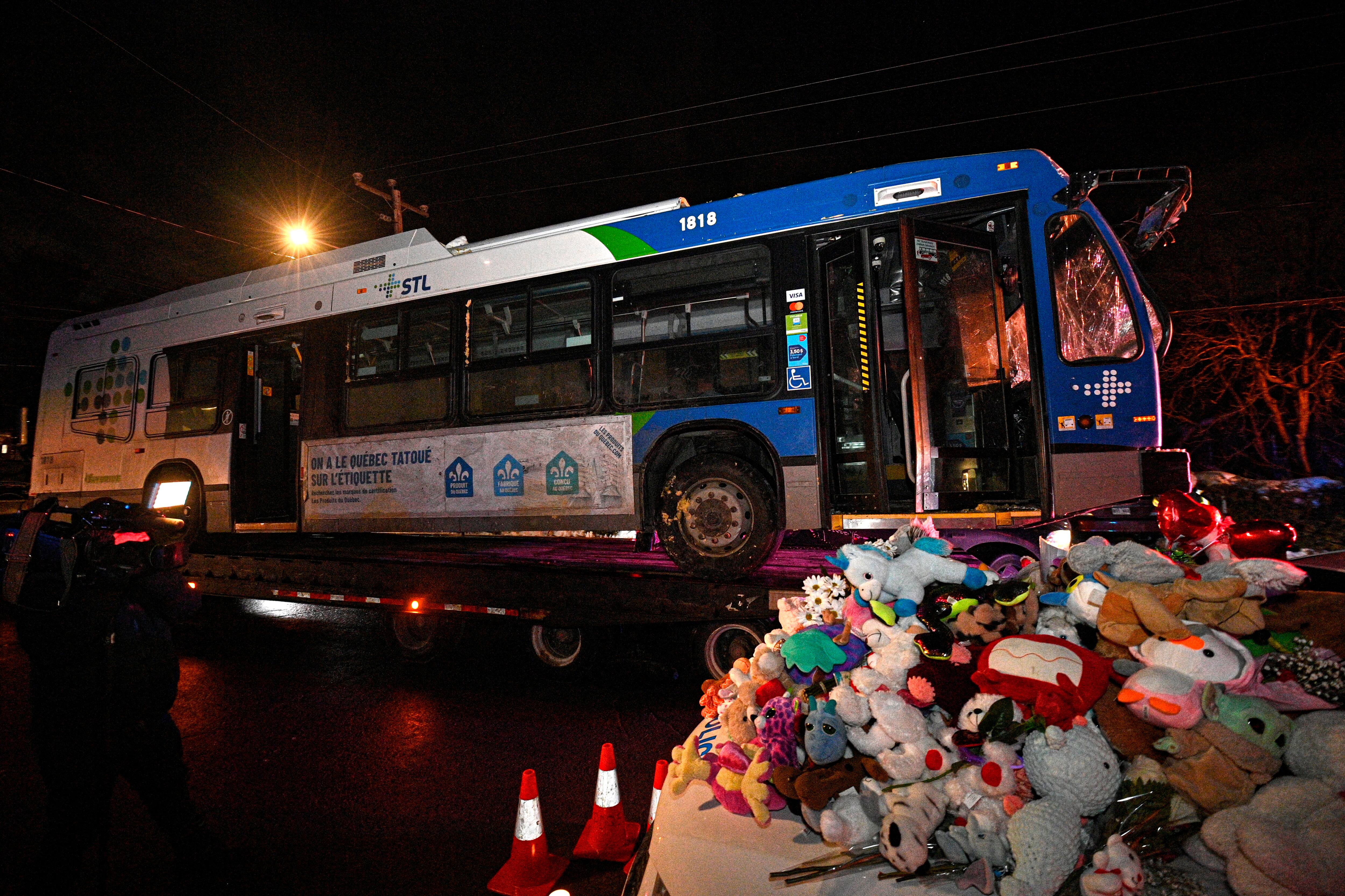 Tragédie à Laval: l'autobus endommagé retiré de la scène de crime | JDM