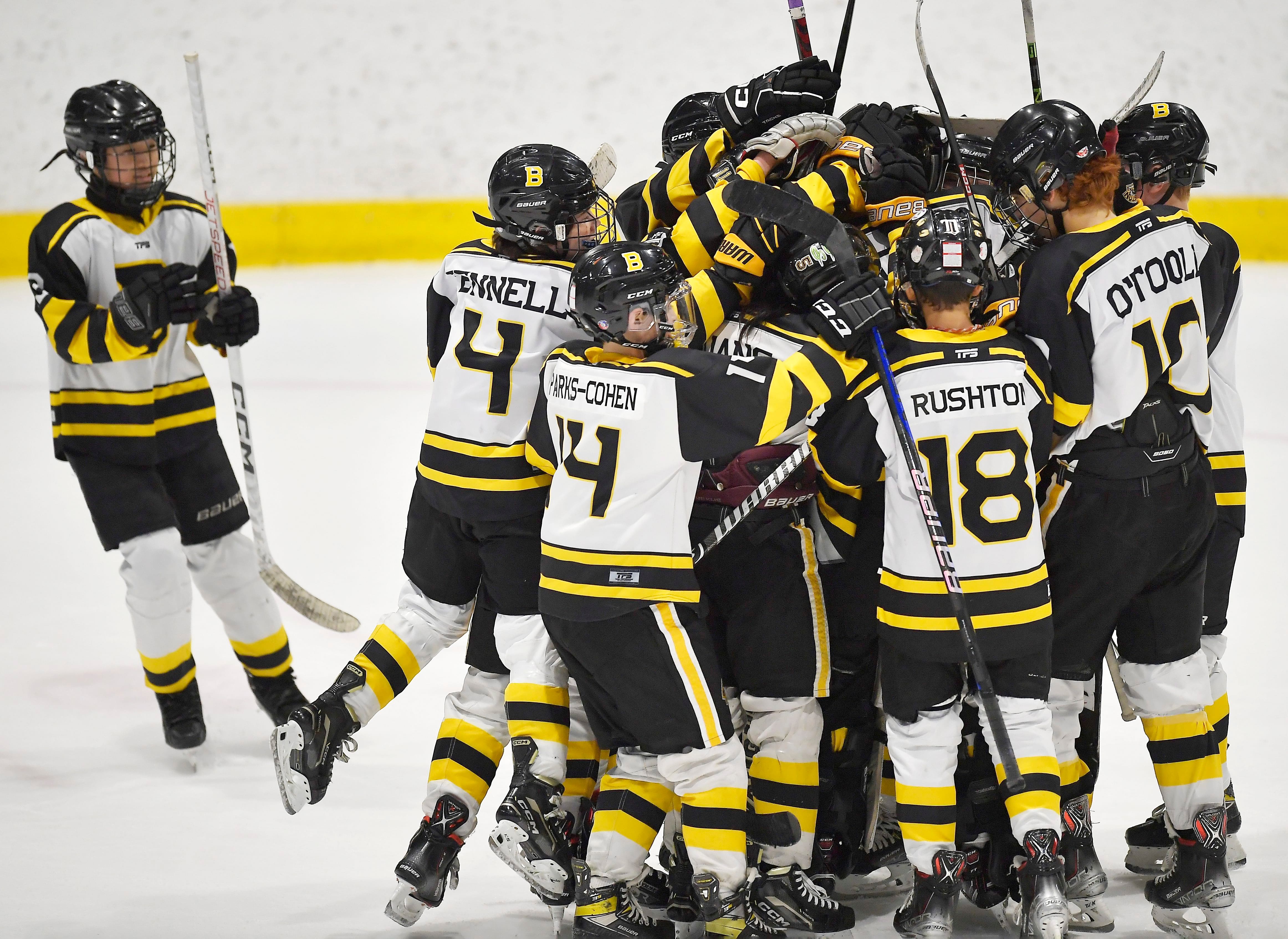 Tournoi pee-wee de Québec: l'équipe des Bruins Junior de Boston ...