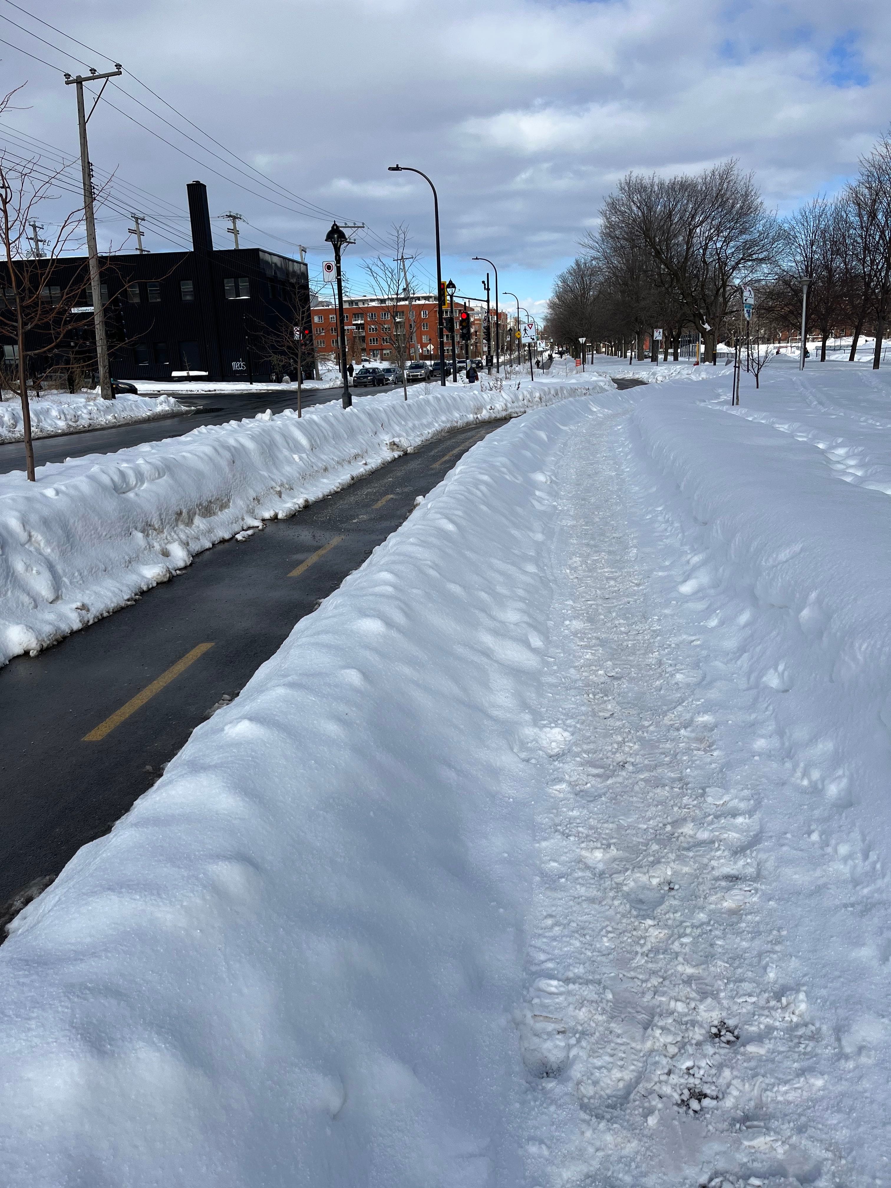 Trottoirs mal déneigés: des Montréalais ont du mal à se déplacer | JDM