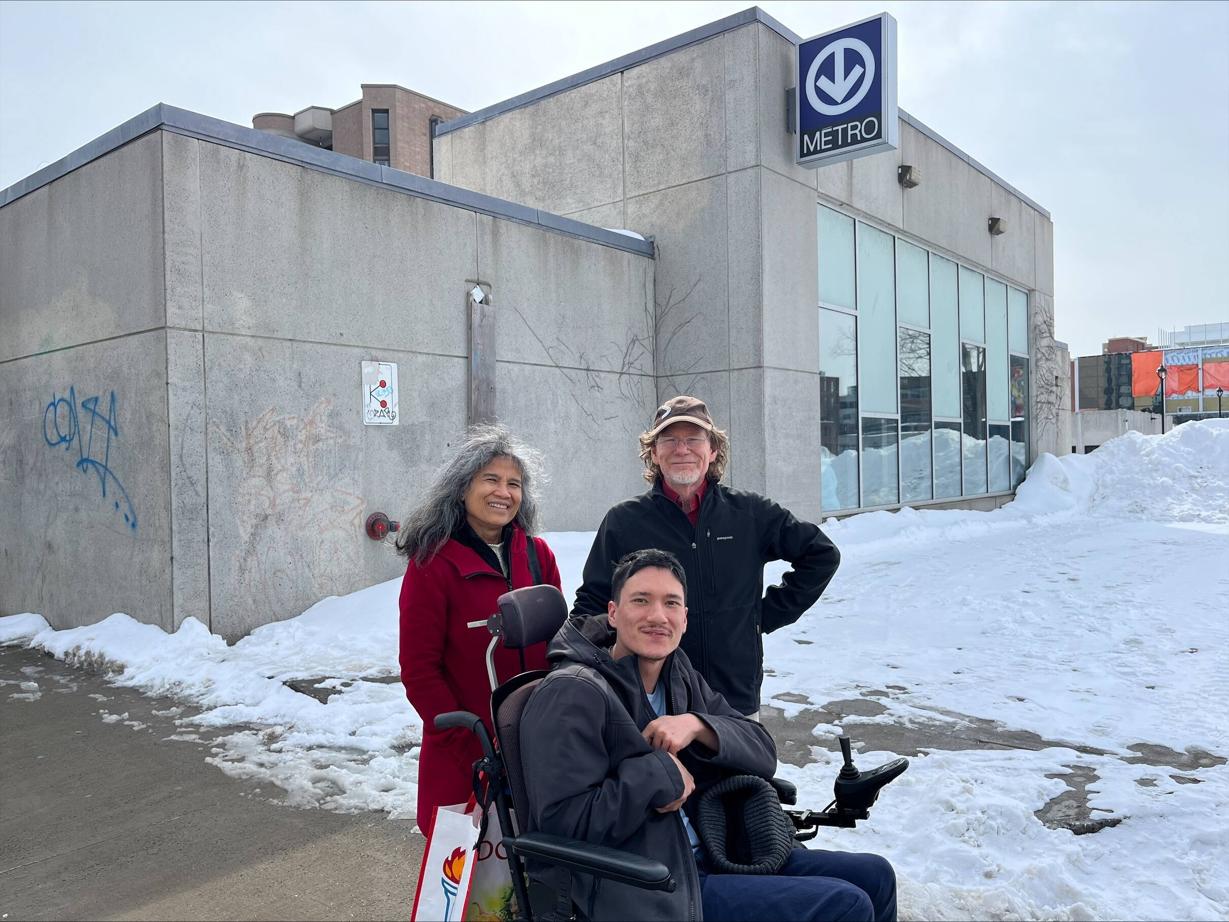 «J’ai peur de les recroiser»: un Montréalais en fauteuil roulant battu ...