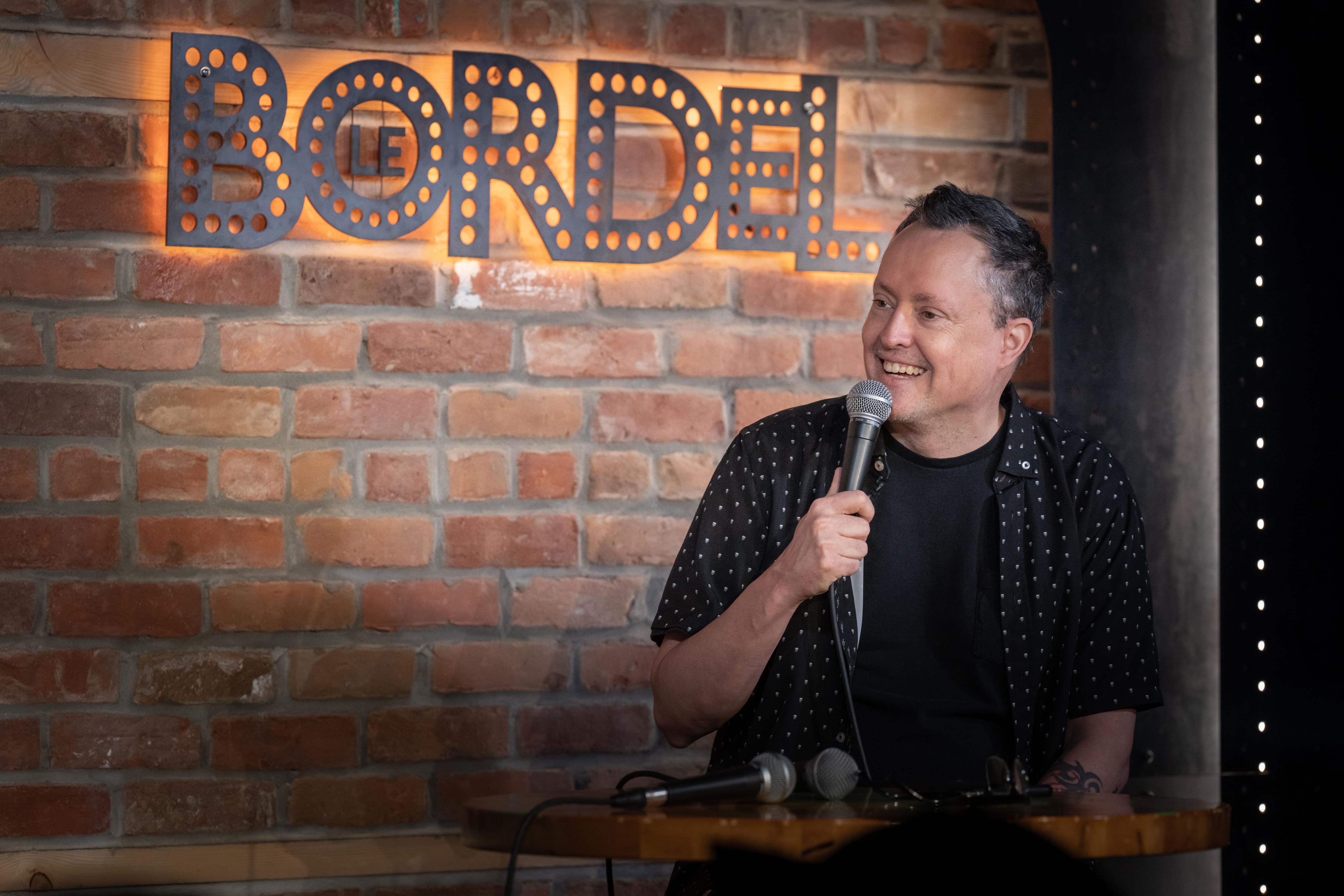 «Mike Ward Sous écoute» s'envolera pour l'Europe | JDM