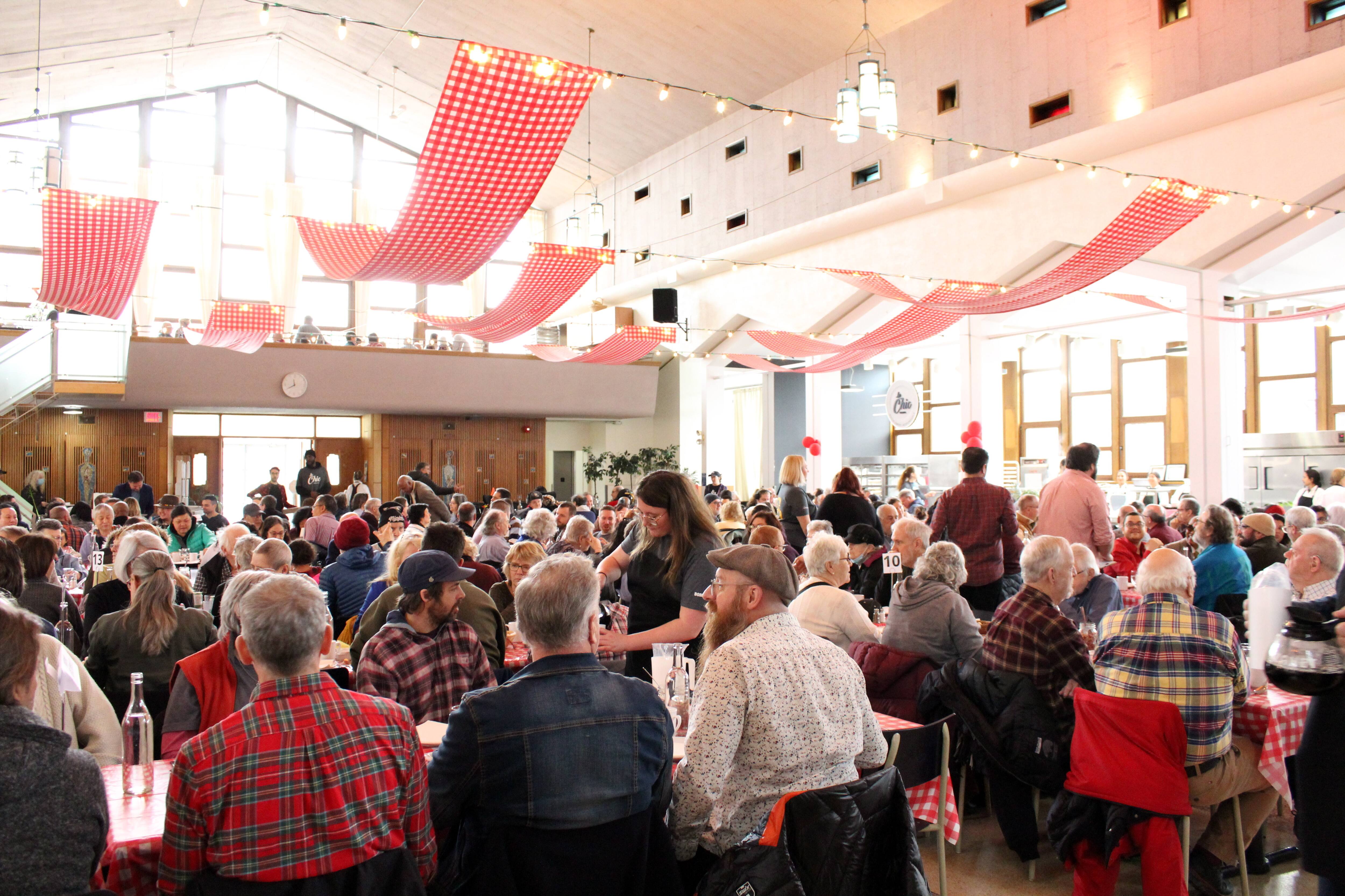 Longue file d’attente pour les repas à prix modiques du Chic Resto Pop ...