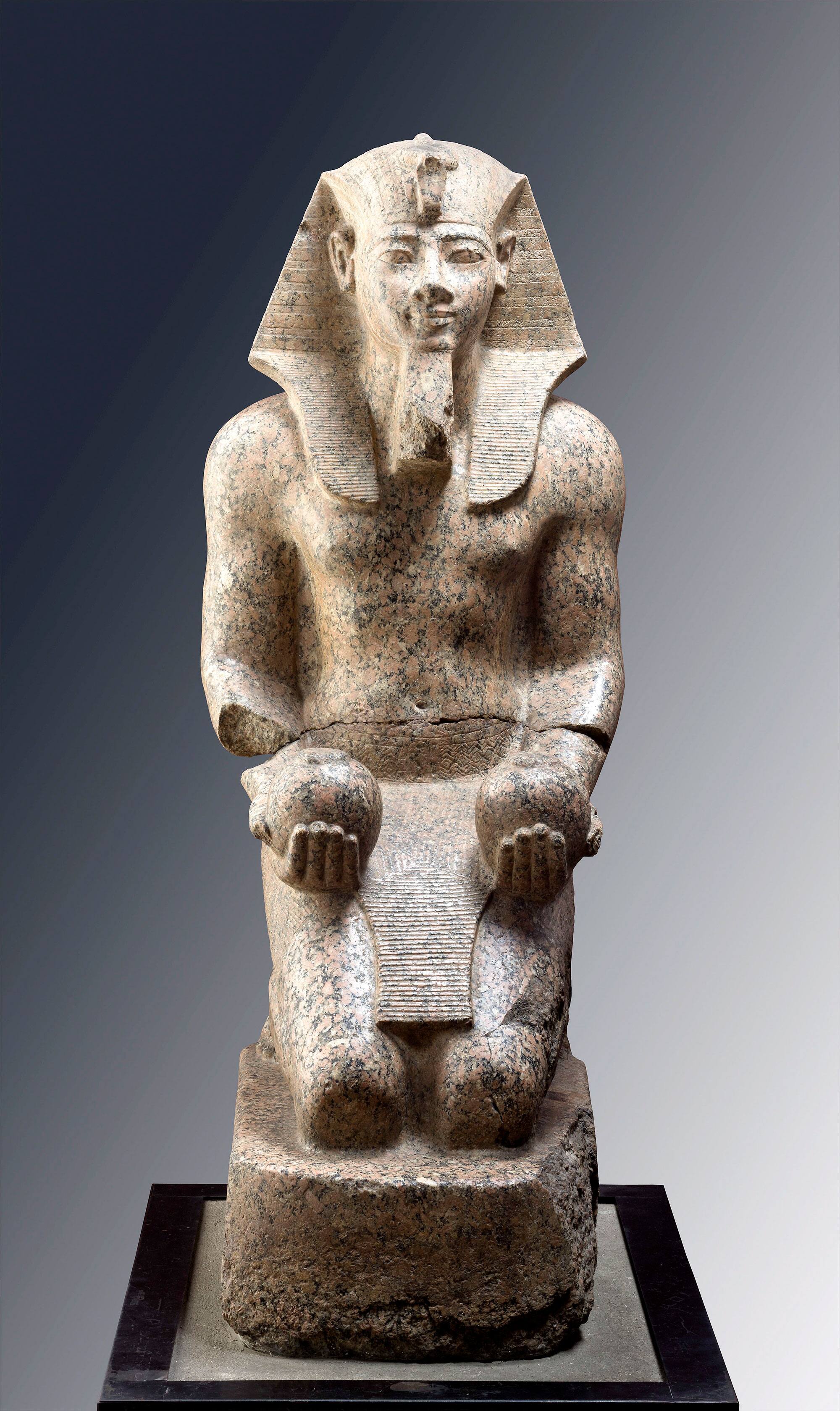 Une statue égyptienne exceptionnelle se trouve en ce moment au Québec | JDM