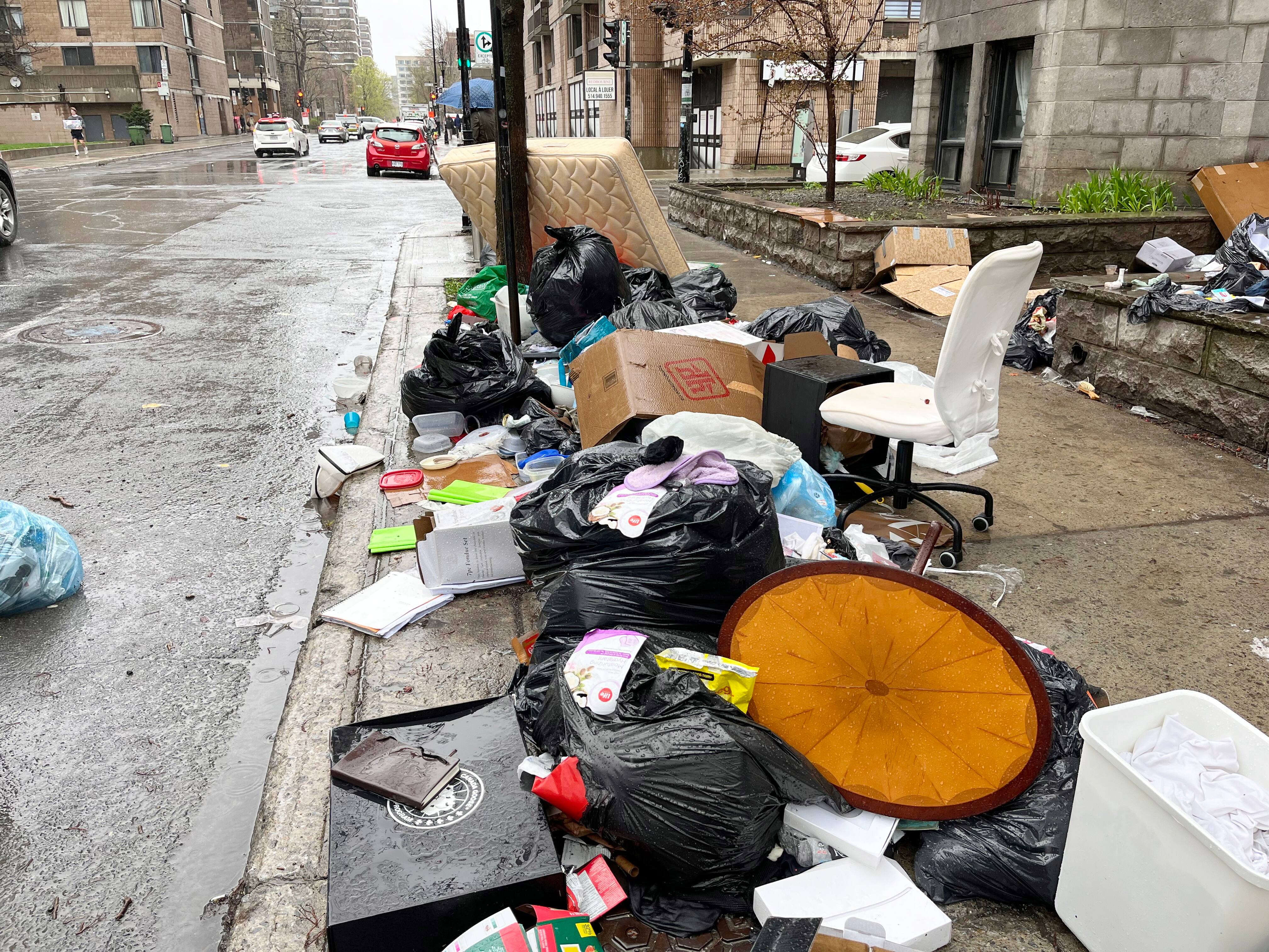 [PHOTOS] Ce quartier montréalais se transforme en dépotoir chaque année en mai | JDM