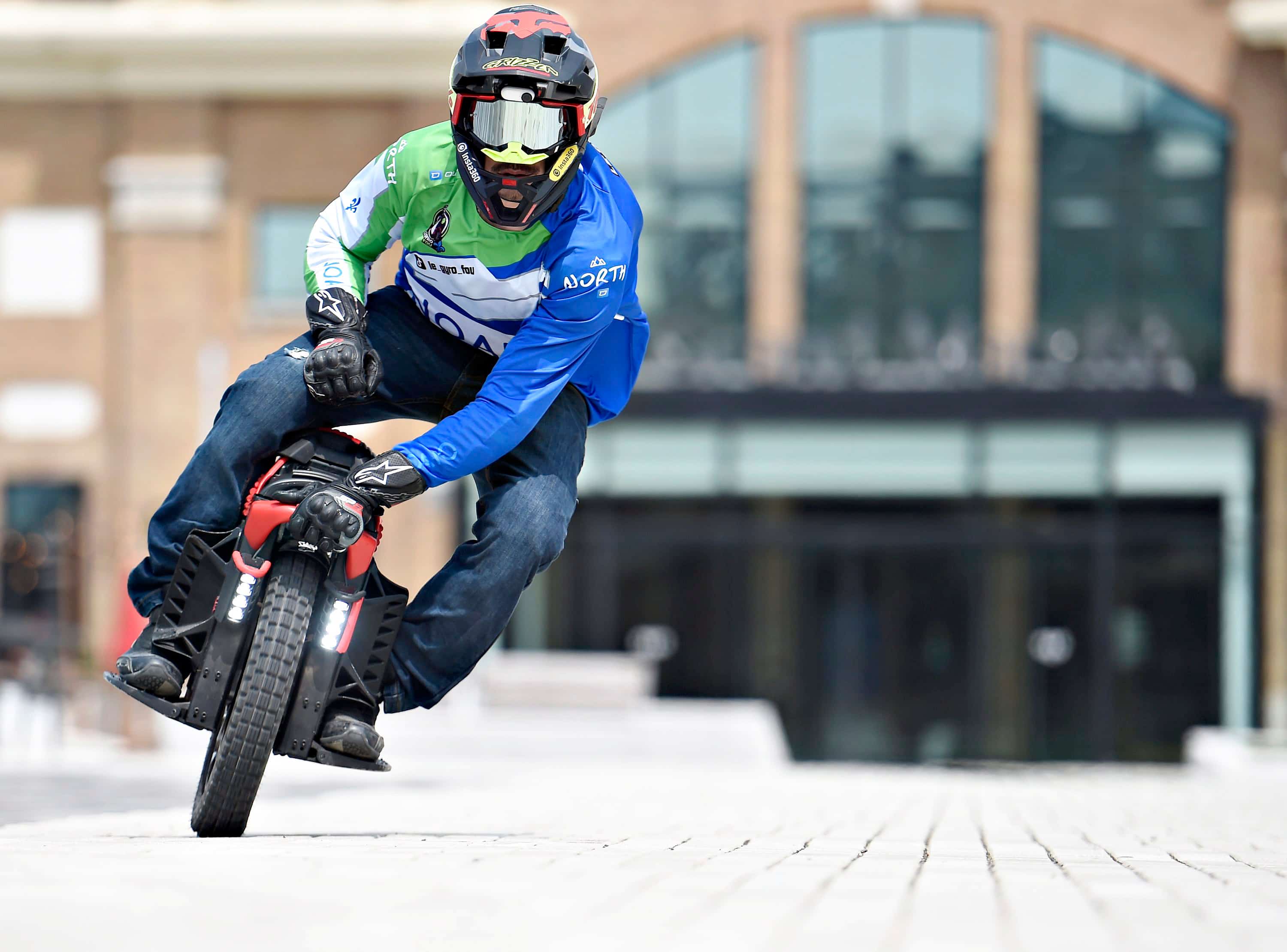 [À VOIR] Ses prouesses sur une roue font tourner les têtes à Québec | JDQ