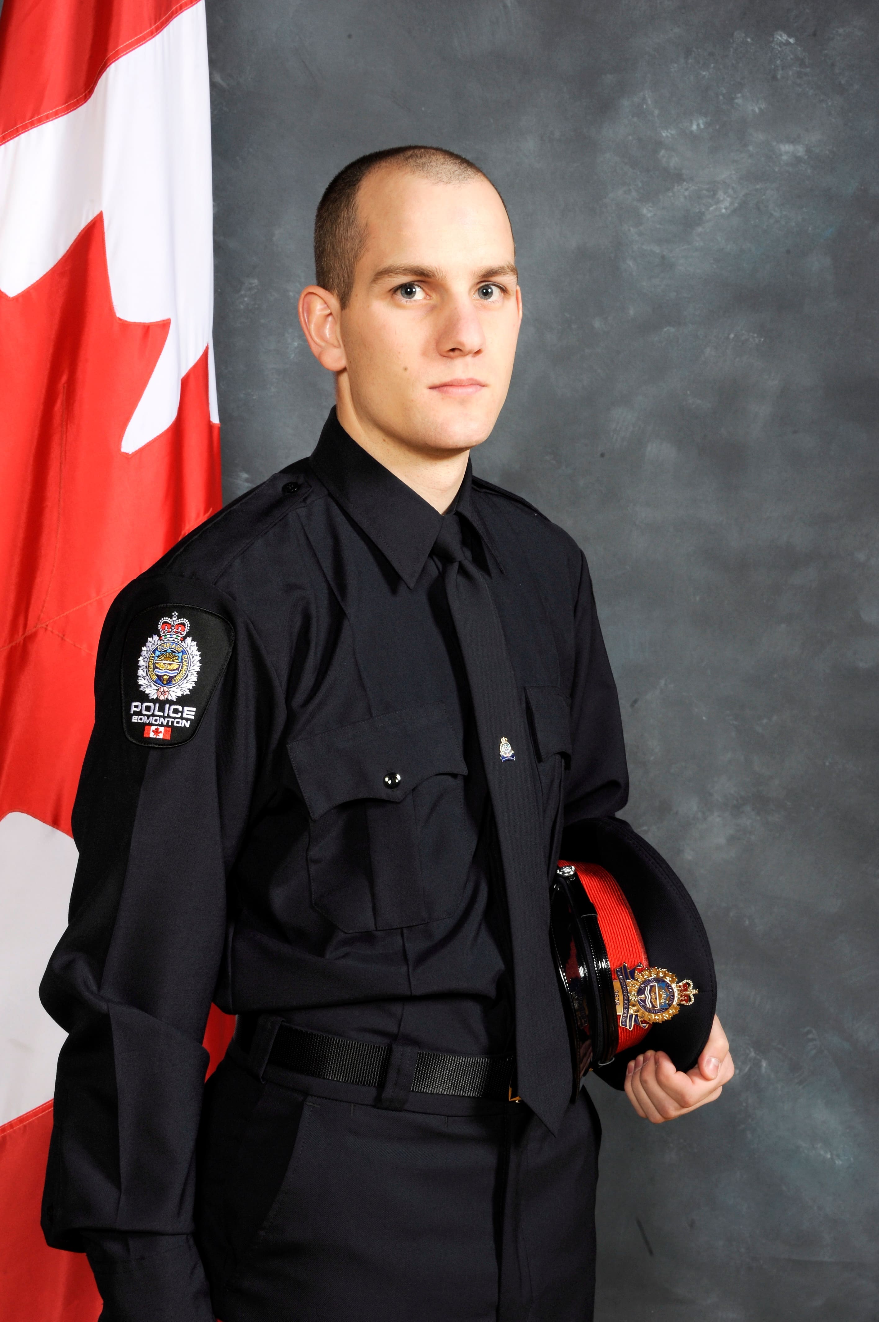 Un policier ontarien tué lors d'une intervention près du Québec | JDQ